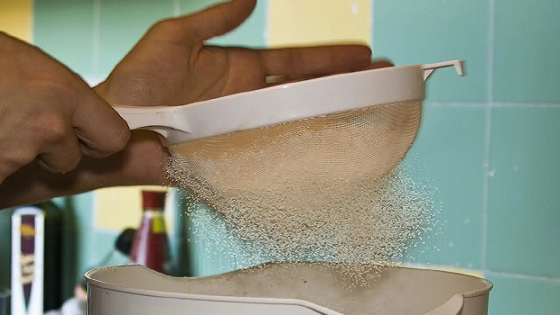 ¿De dónde proviene el término ‘zarandear’?