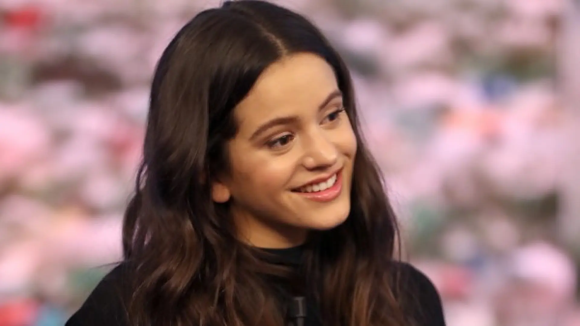 Rosalía luce un tatuaje en su muslo que da lugar a muchas interpretaciones