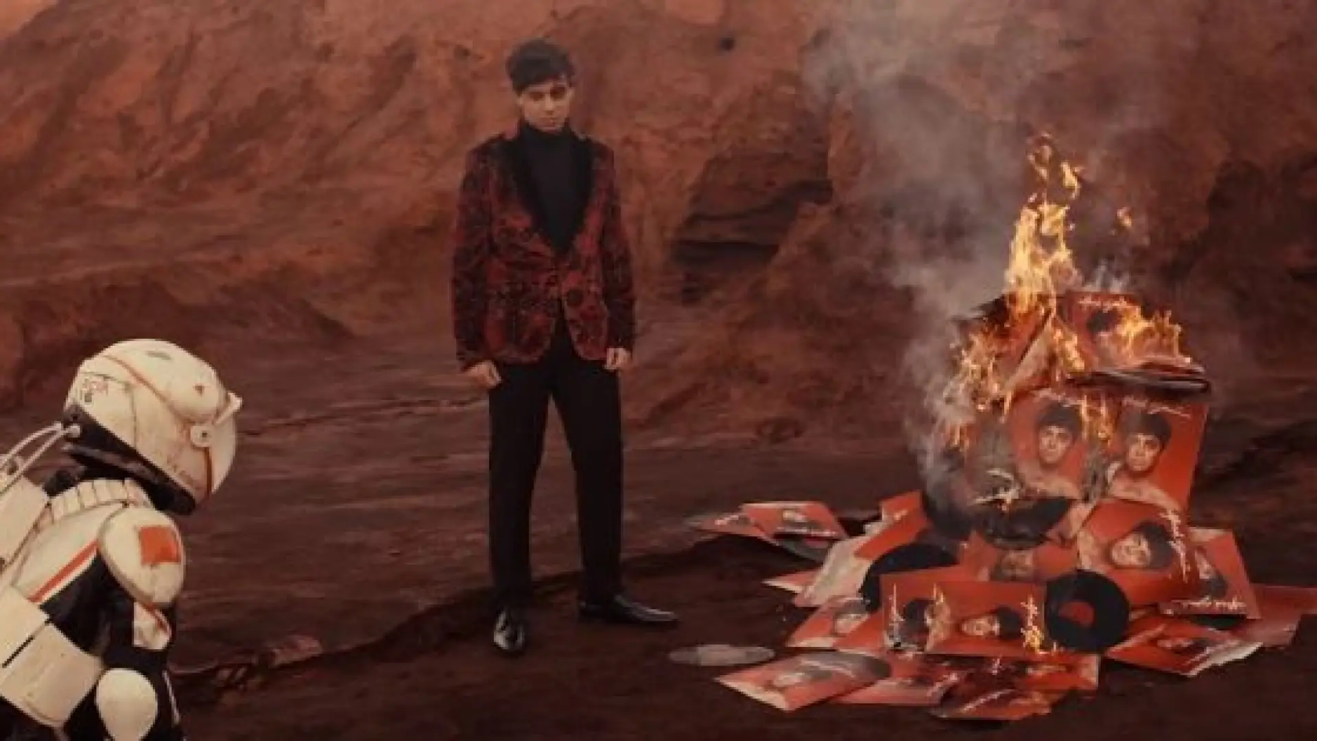 Alfred quema sus discos y enloquece a sus fans