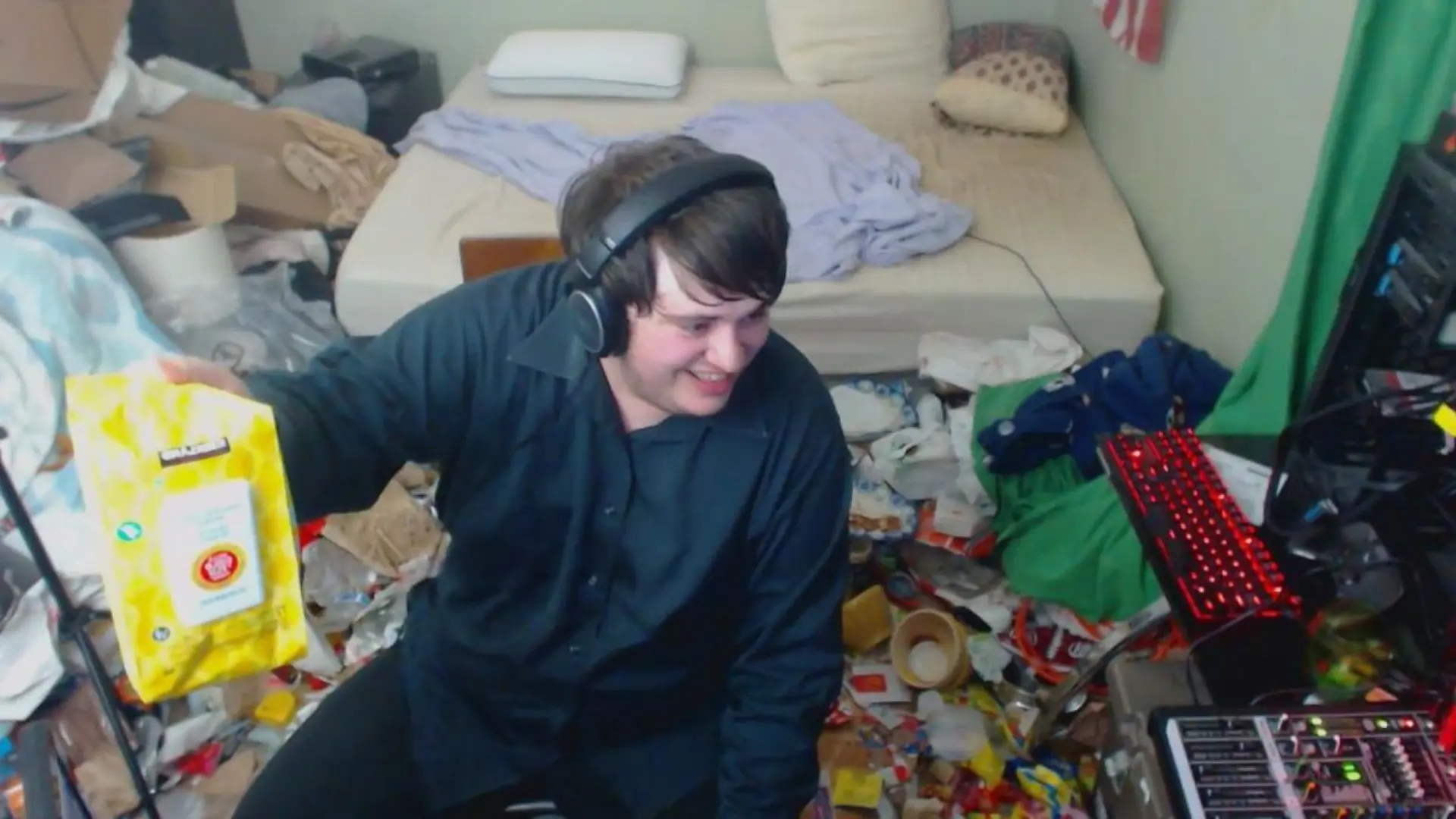 Un 'streamer' muestra su habitación llena de basura y reconoce que no ...