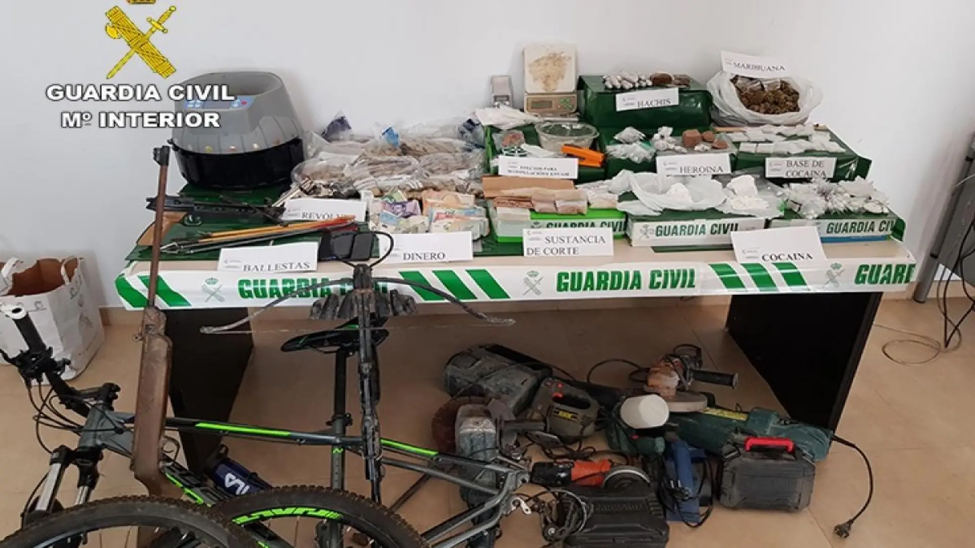 La Guardia Civil desmantela un activo punto de venta de drogas al menudeo y detiene a dos personas