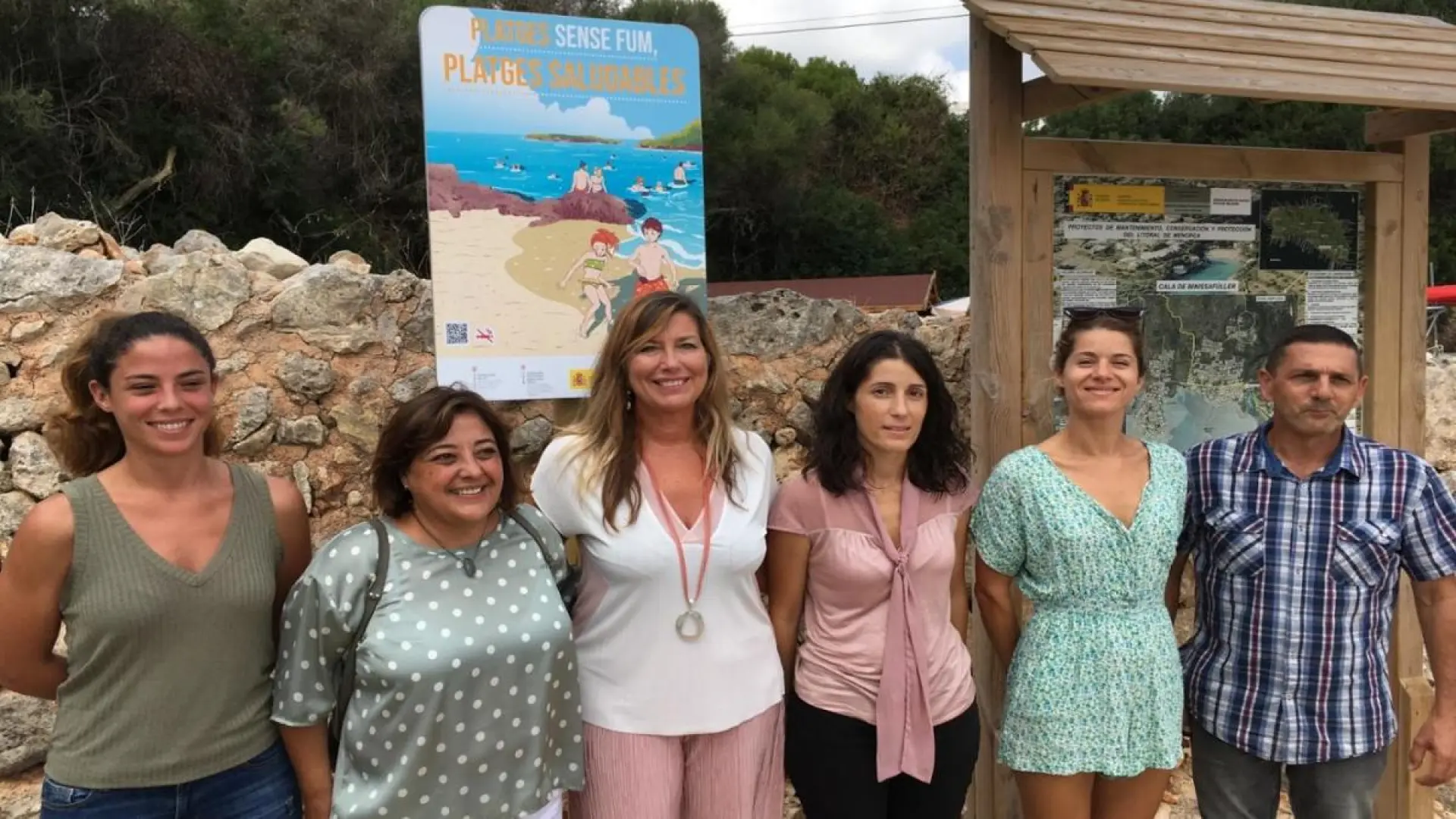 Binissafúller se convierte en la primera playa sin humo de Menorca