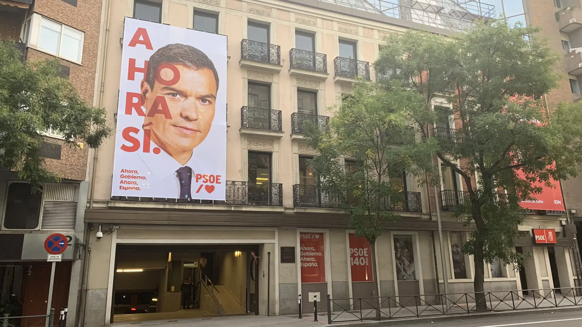 La fachada de la sede del PSOE amanece con el nuevo lema "Ahora sí"