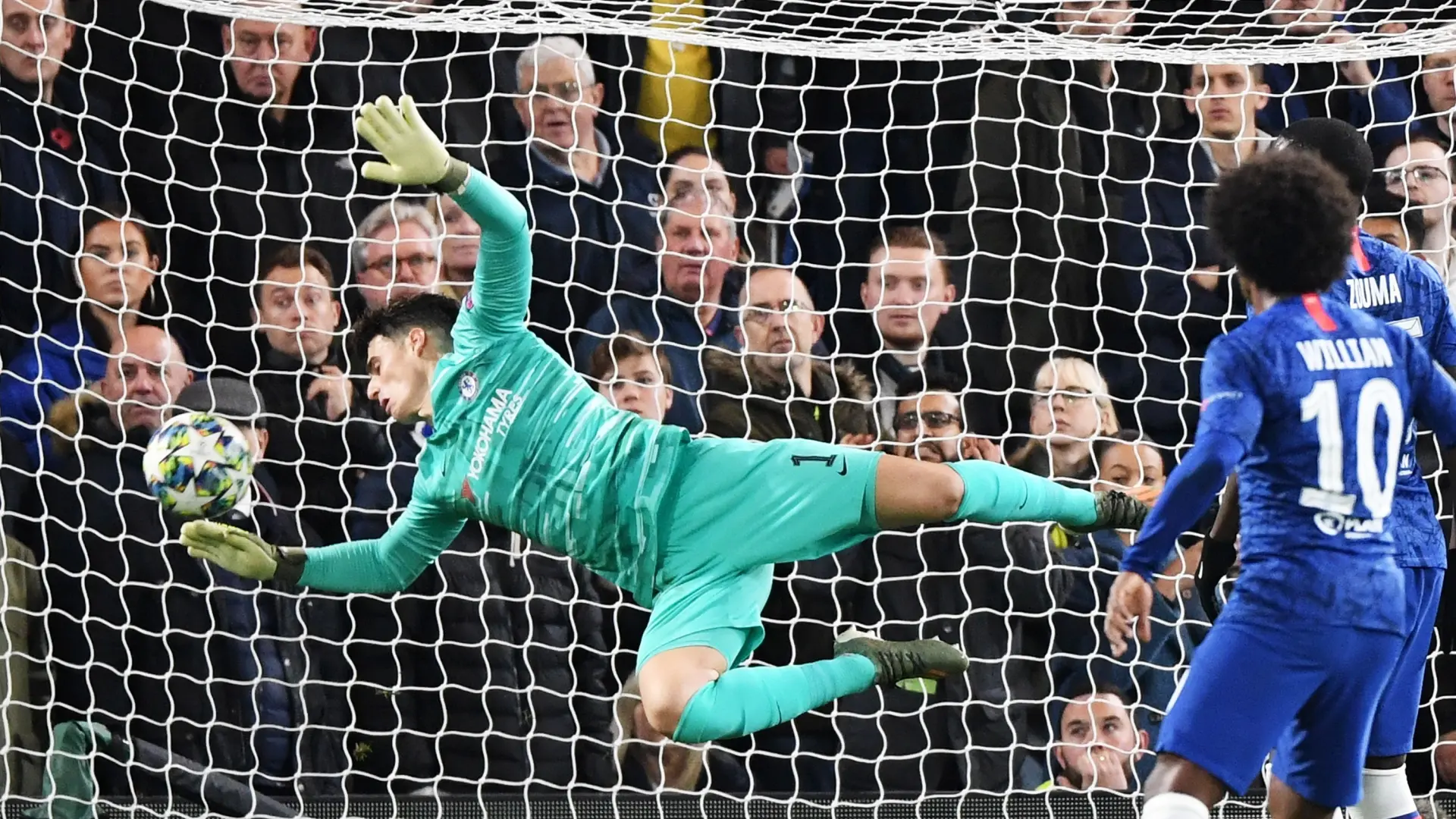 El vacile de Batshuayi a Kepa por el pelotazo en el Chelsea-Ajax ...