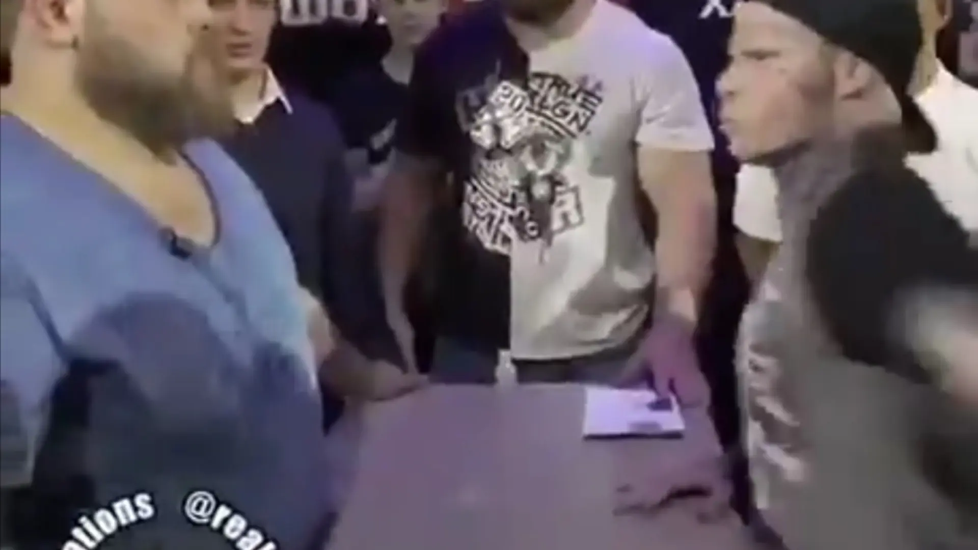 El campeón del mundo de bofetadas le da una tremenda a un instagramer ...