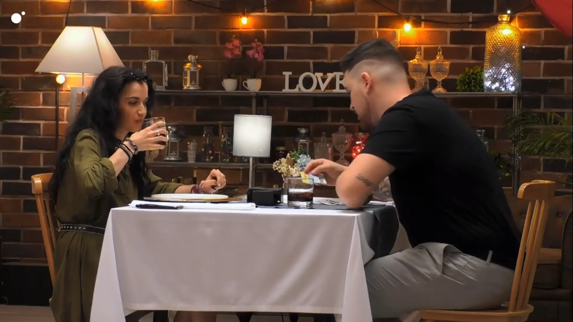 Marina desconfía de su cita en 'First dates' y hasta le pide el DNI
