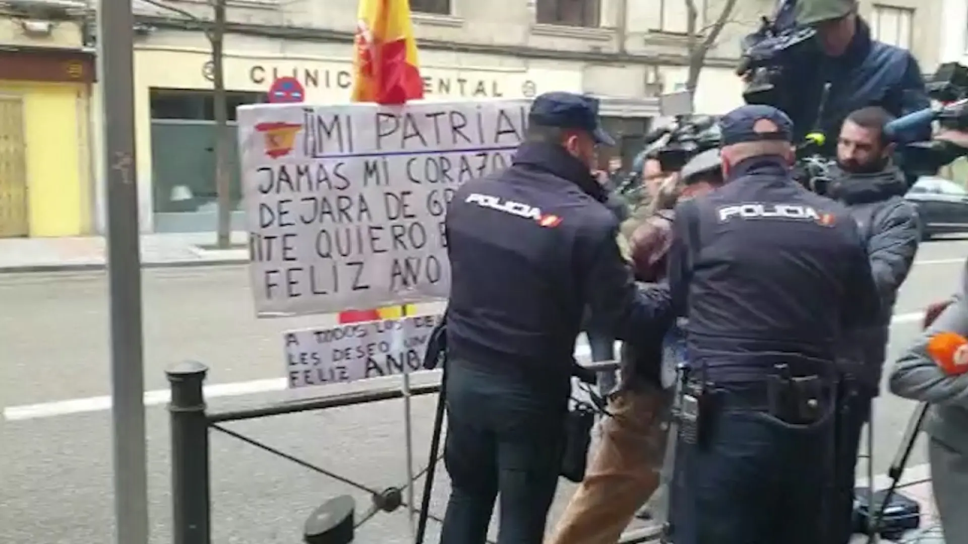 La Policía reduce a un hombre que daba vivas a España y portaba una ...