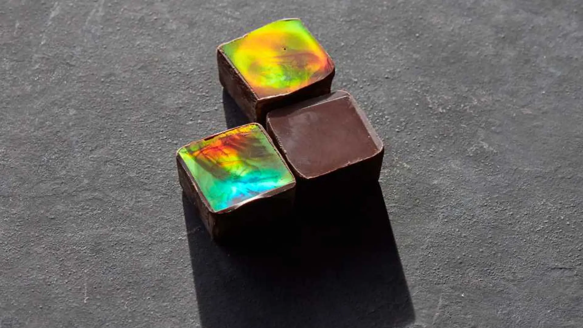 Científicos elaboran un chocolate que brilla y cambia de color