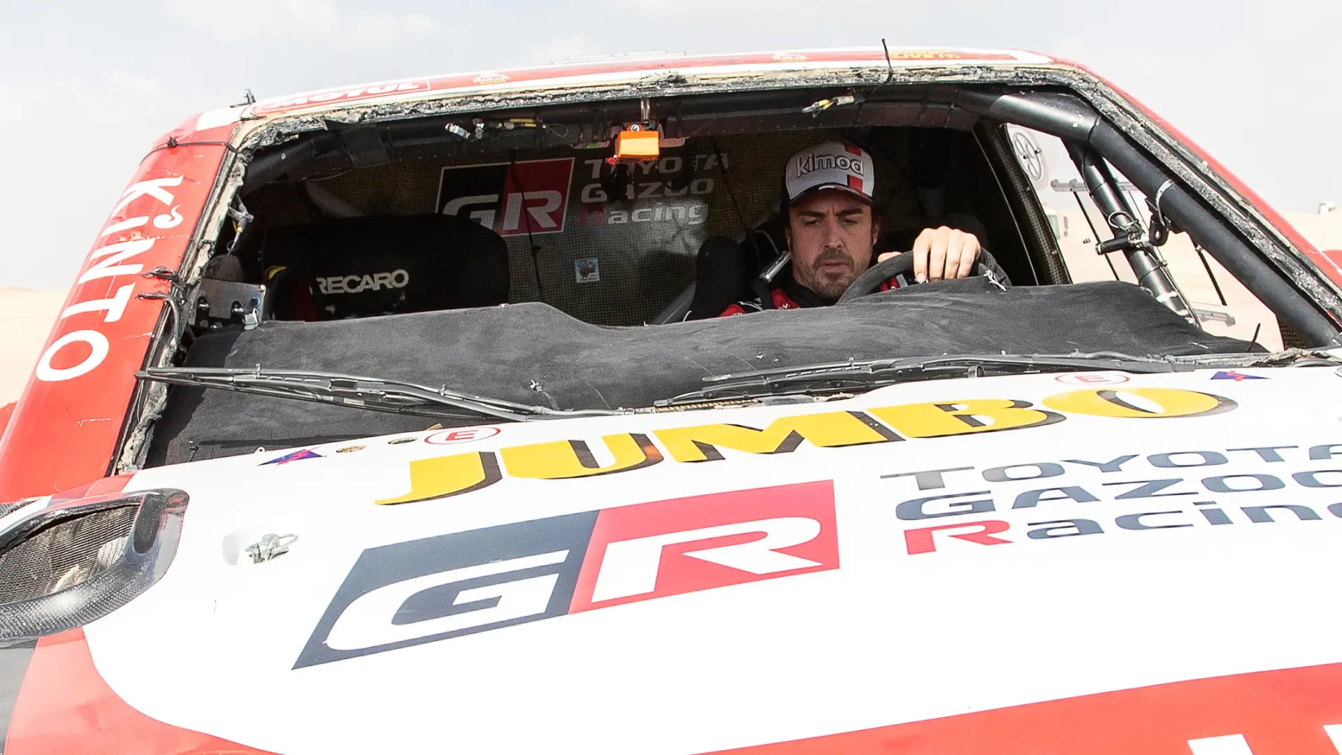 Fernando Alonso, sonriente junto a Carlos Sainz tras su brutal ...