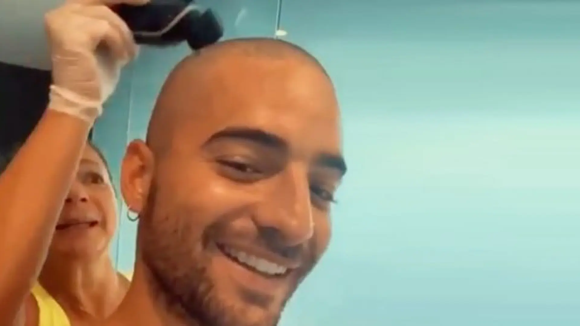 Maluma se rapa al cero con la ayuda de su madre y nos divierte en Instagram