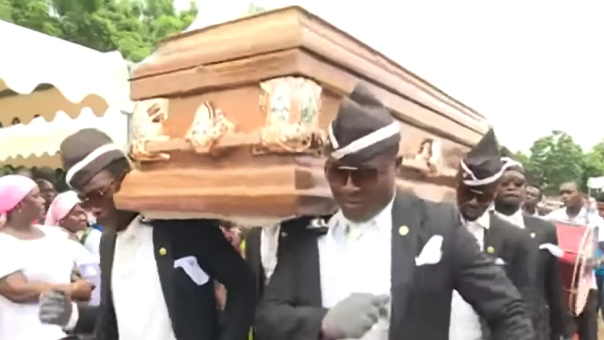 Los mejores vídeos de los africanos bailando con un ataúd, el meme del ...