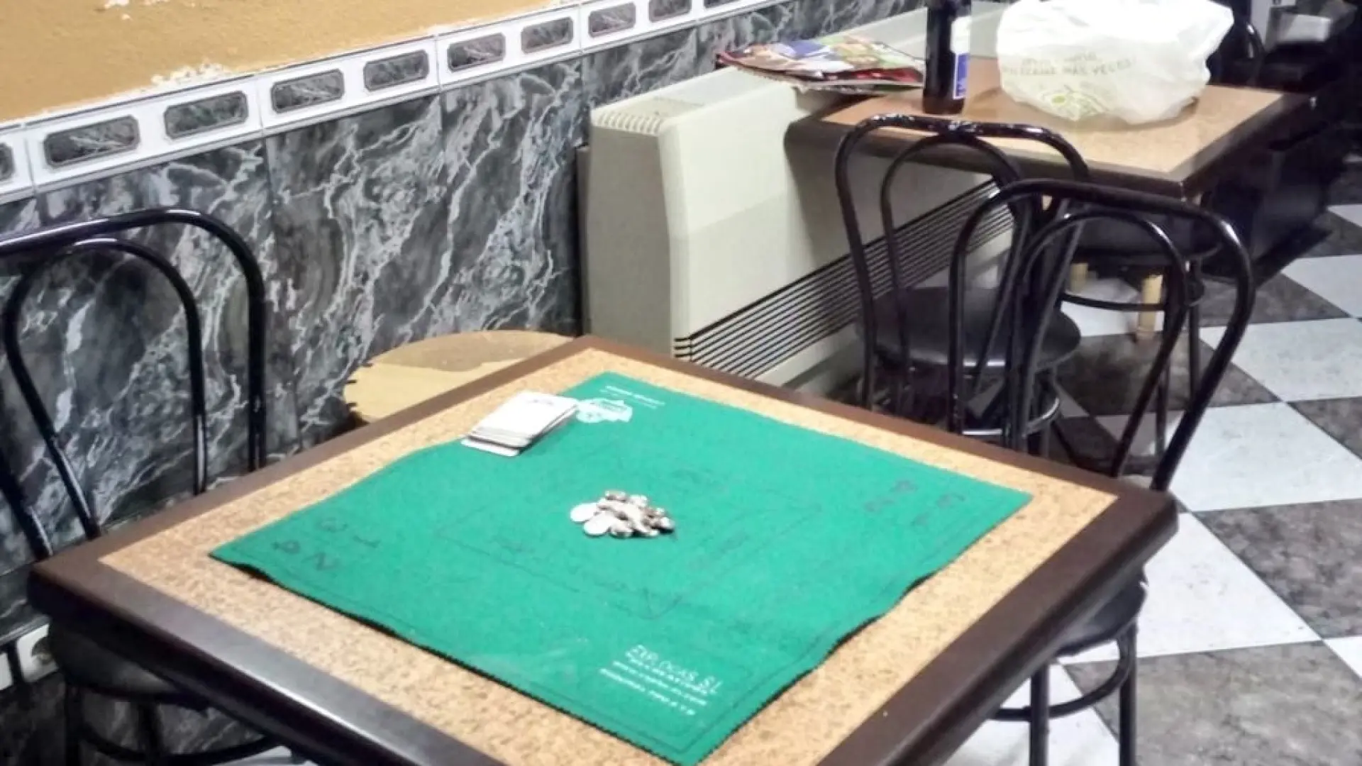 Sorprenden en un bar a varios clientes jugando al mus que se ...