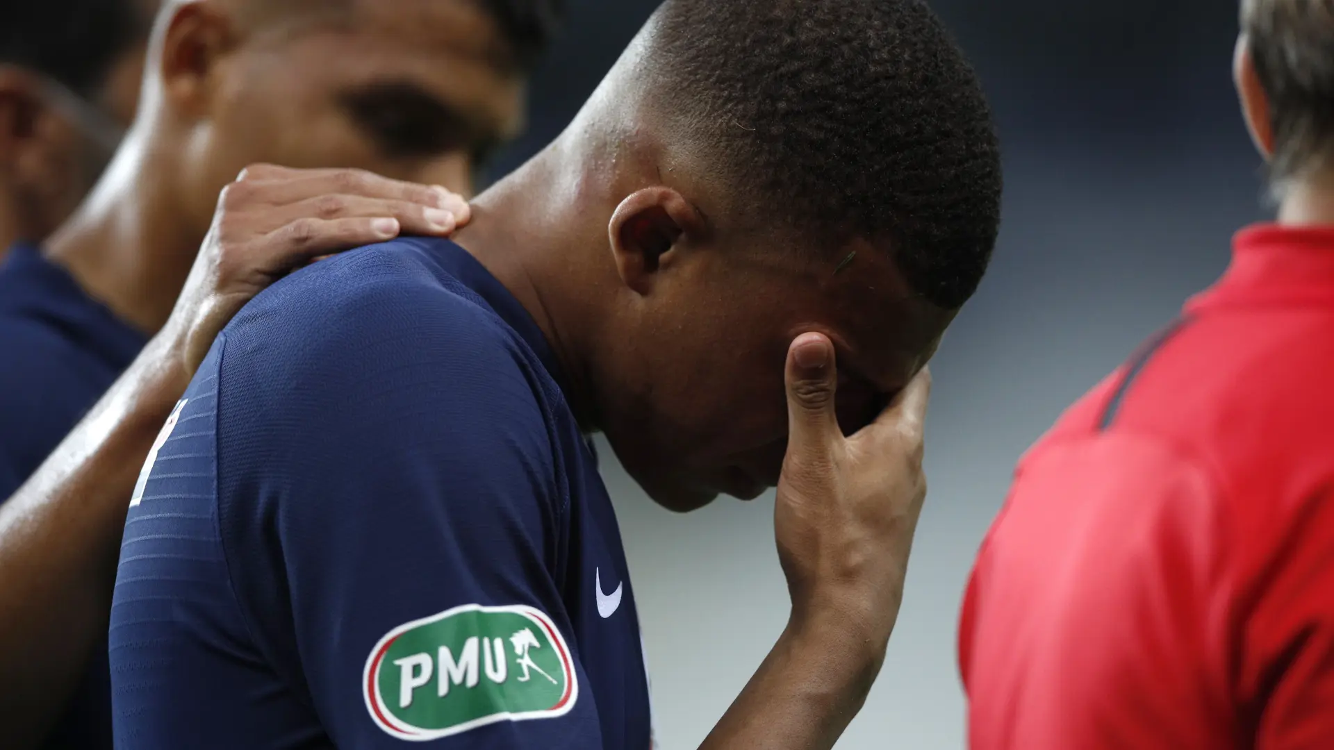 Mbappé enciende las alarmas en el PSG: deja la final de Copa lesionado ...