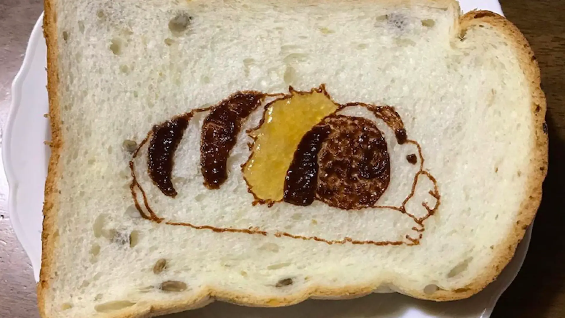 Un artista crea obras de arte en rebanadas de pan que son totalmente ...