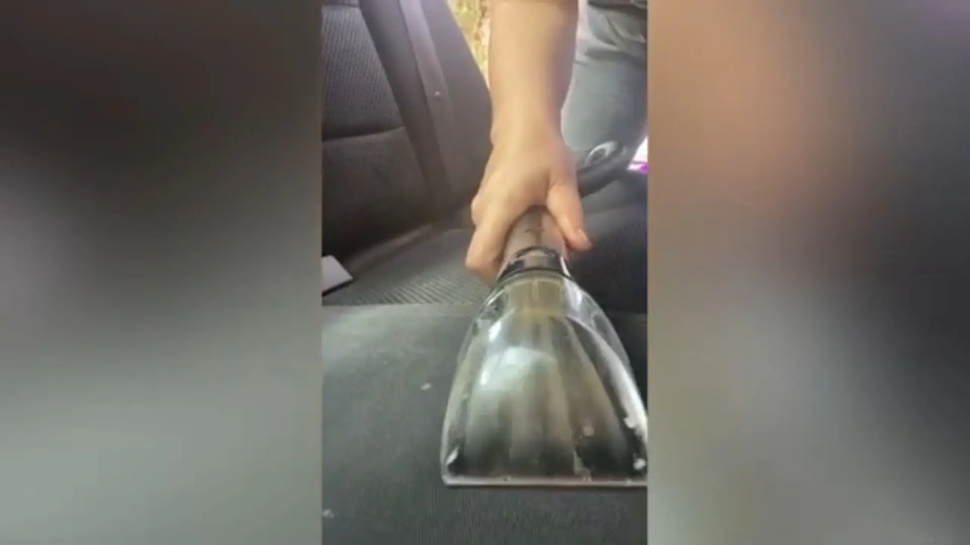 Una mujer muestra las consecuencias de no limpiar en años los asientos ...