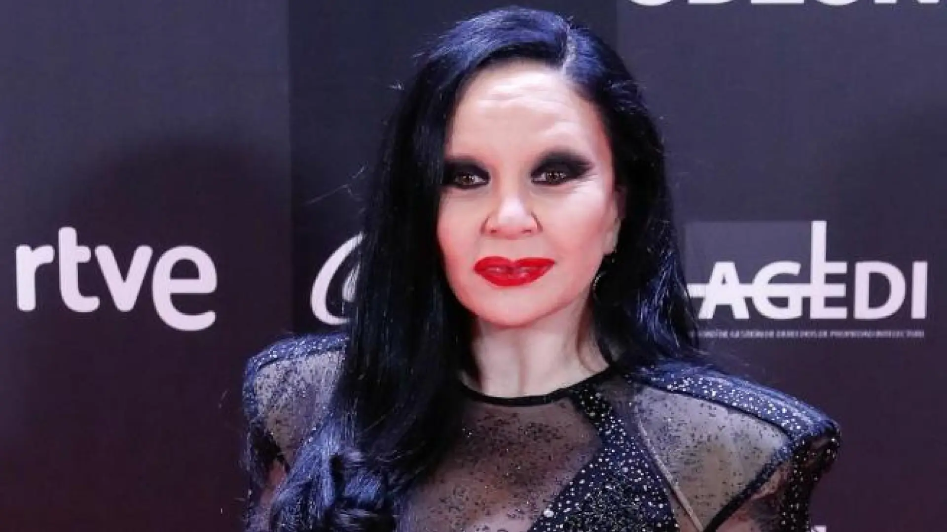 Vídeo: Alaska, nueva presentadora de 'Cine de barrio' tras la marcha de ...