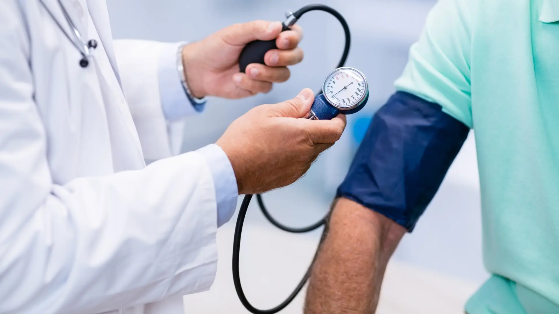 Estos son los síntomas de alarma de la hipertensión arterial según la OMS