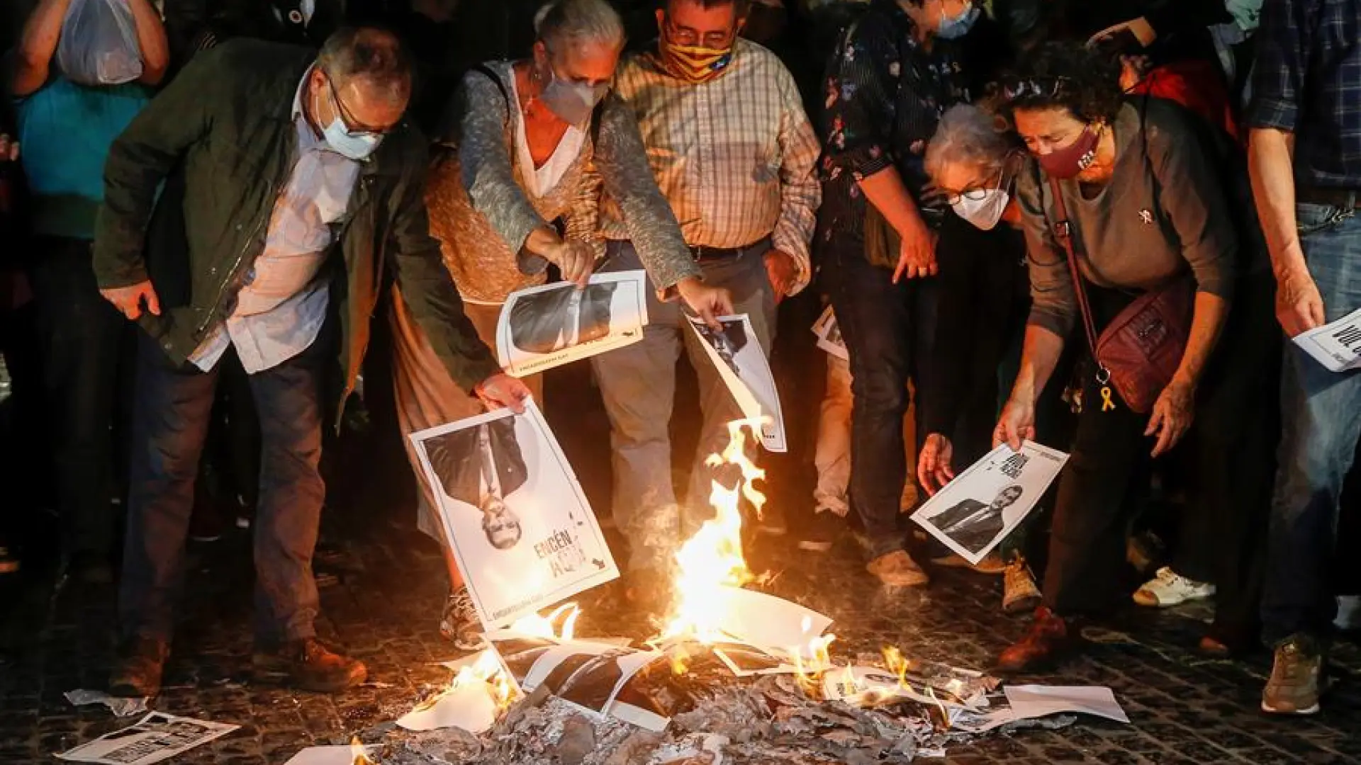 Queman fotos del Rey en varias plazas de Cataluña para protestar contra ...
