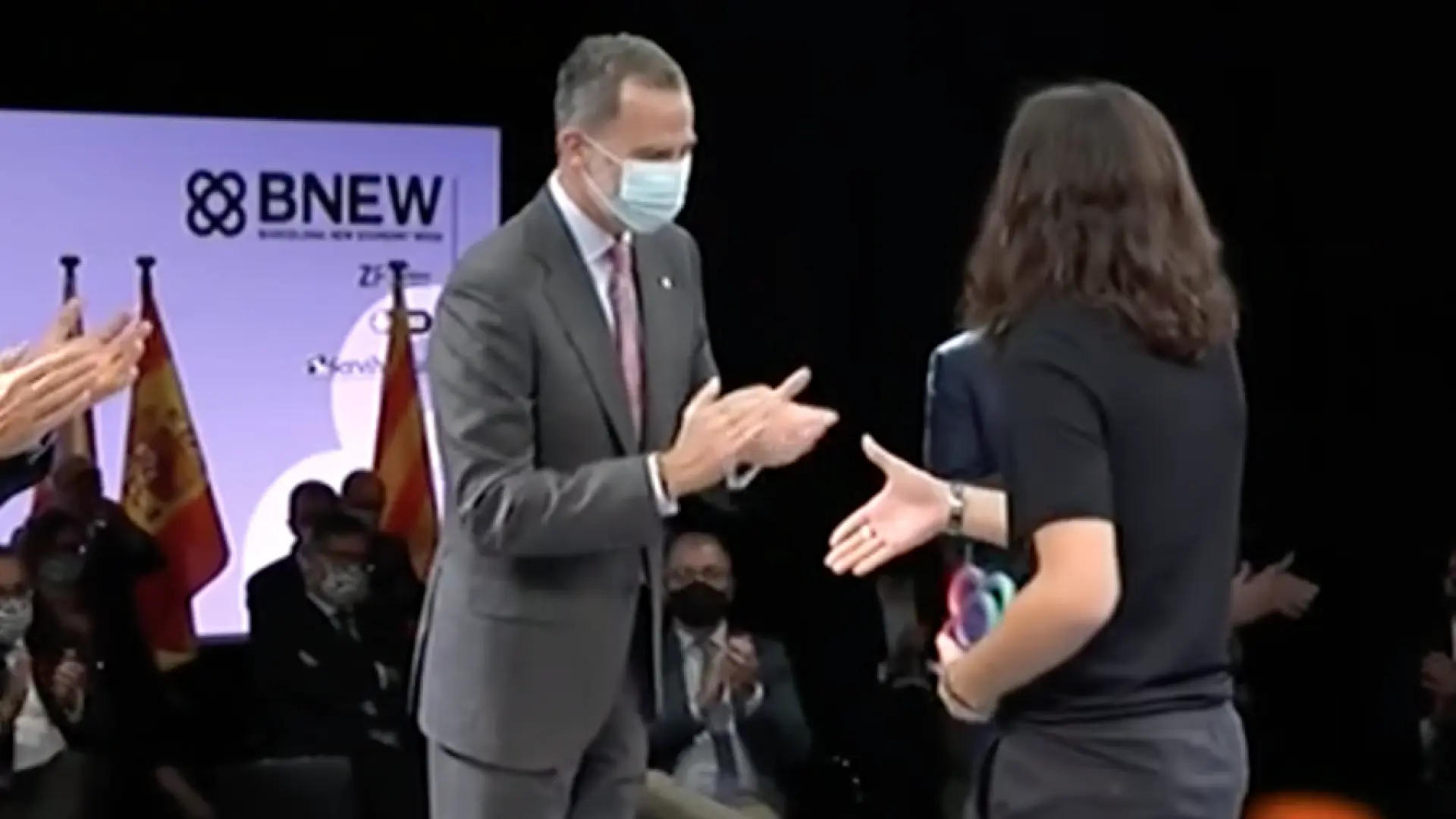 ¿Mano o codo? Un premiado protagoniza un momento incómodo haciéndose un ...