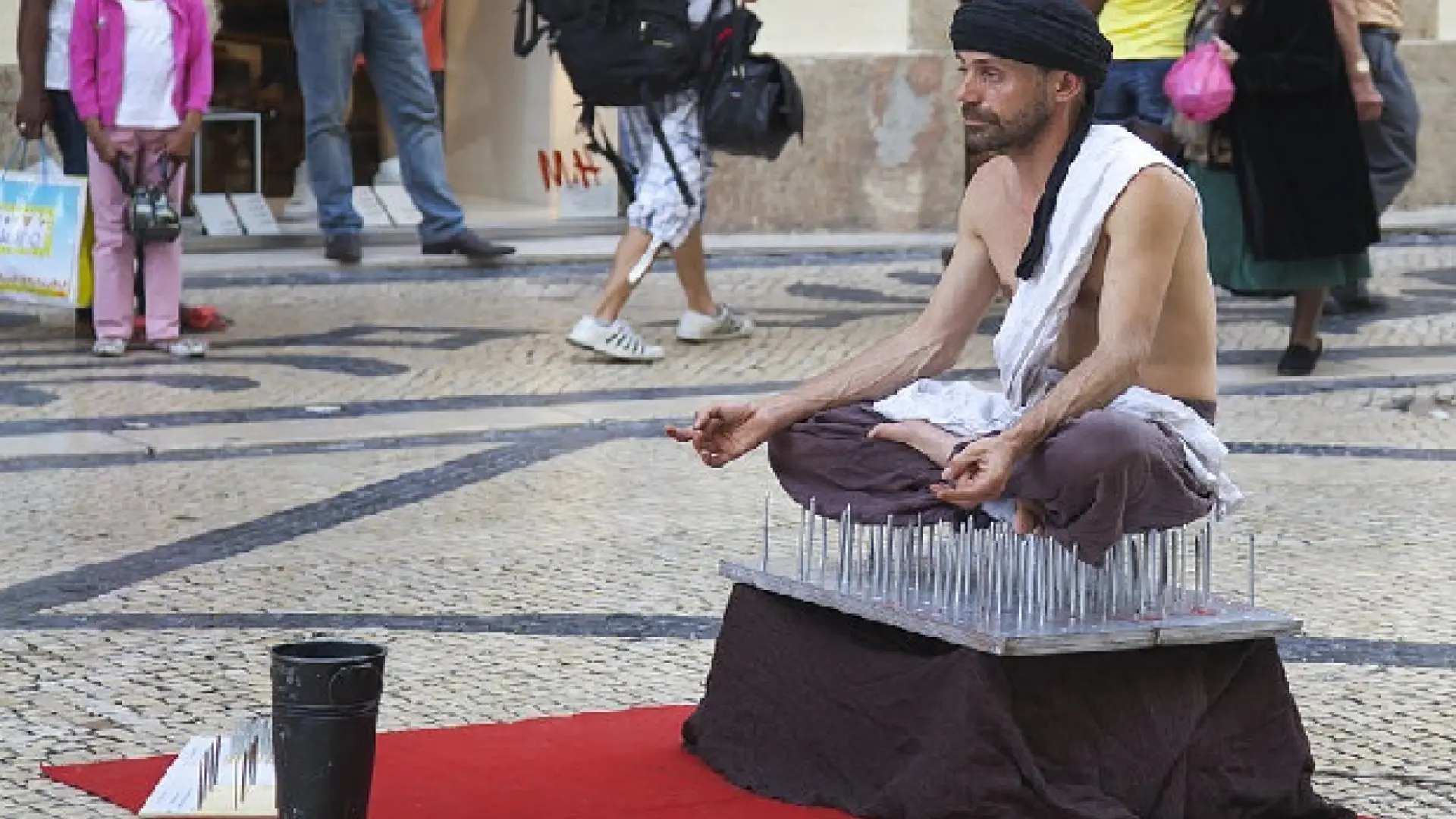 El curioso motivo de llamar ‘faquir’ al artista que se clava cuchillos o lanza fuego
