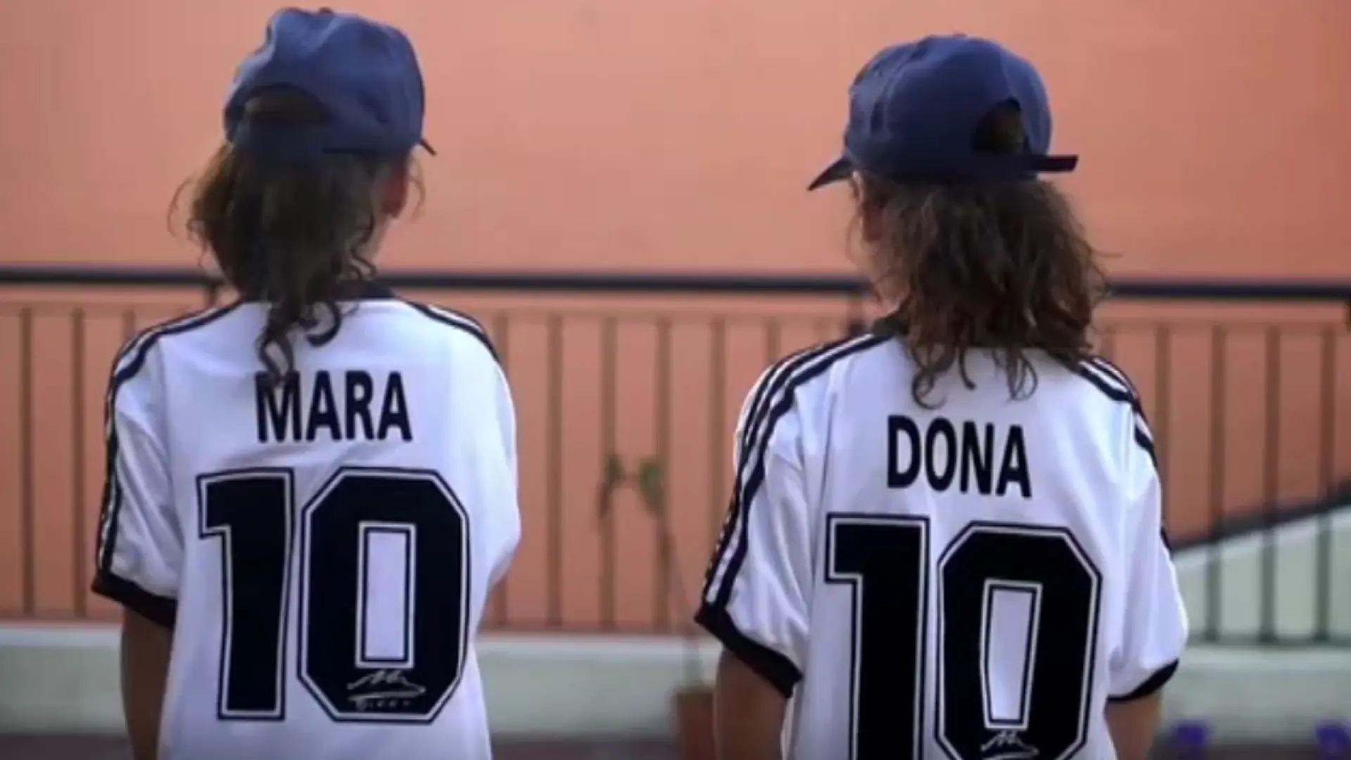 Mara y Dona, las gemelas argentinas cuyos nombres homenajean al 'Pelusa'