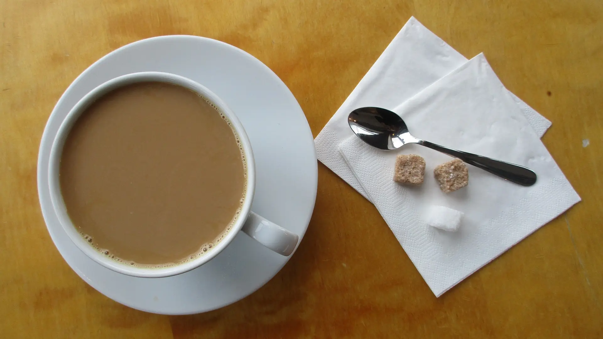 Ponen en duda el impacto del azúcar en el té o el café: ¿Realmente daña ...