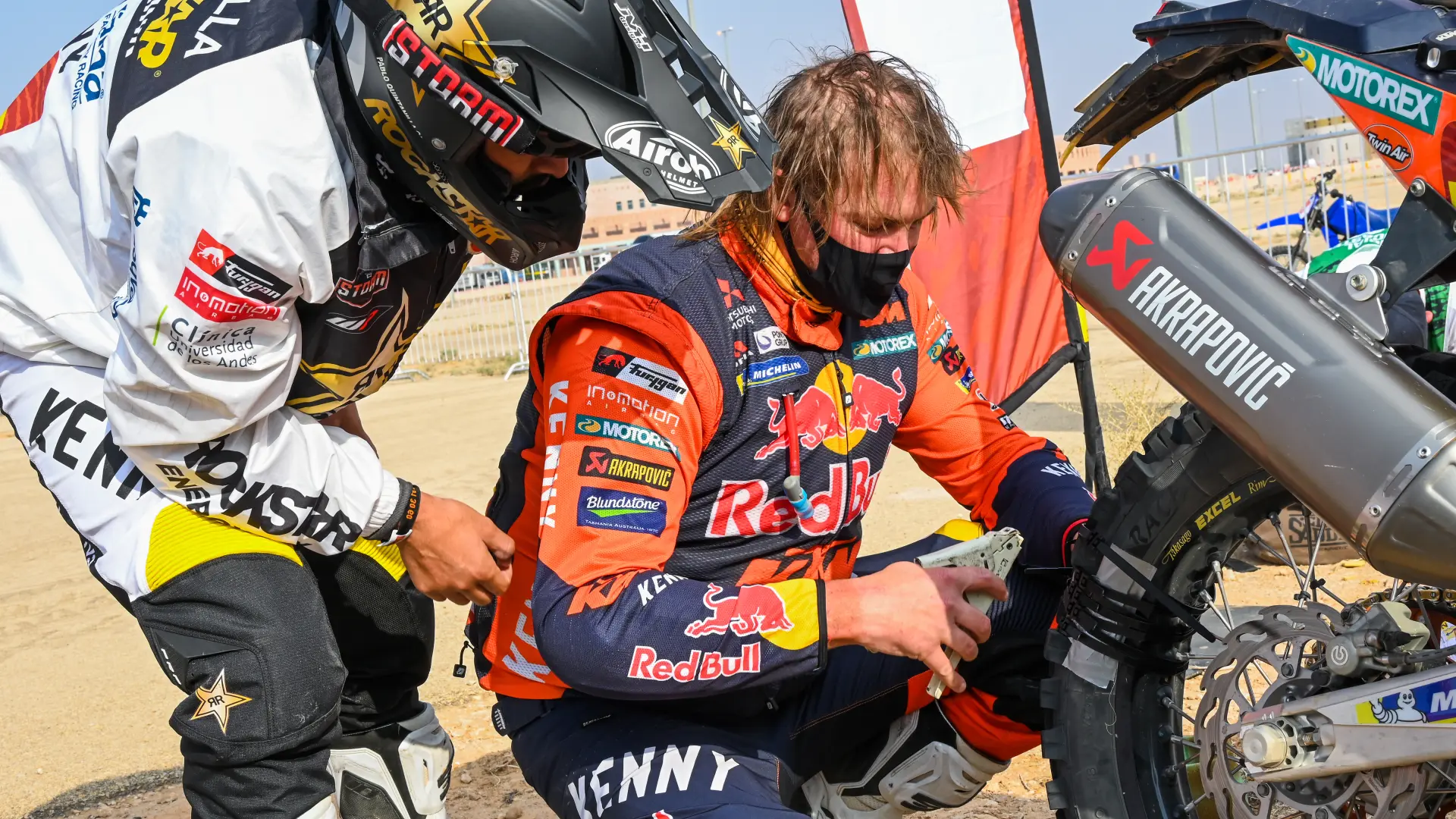 El apaño de Toby Price para arreglar la rueda rajada de su moto en la ...