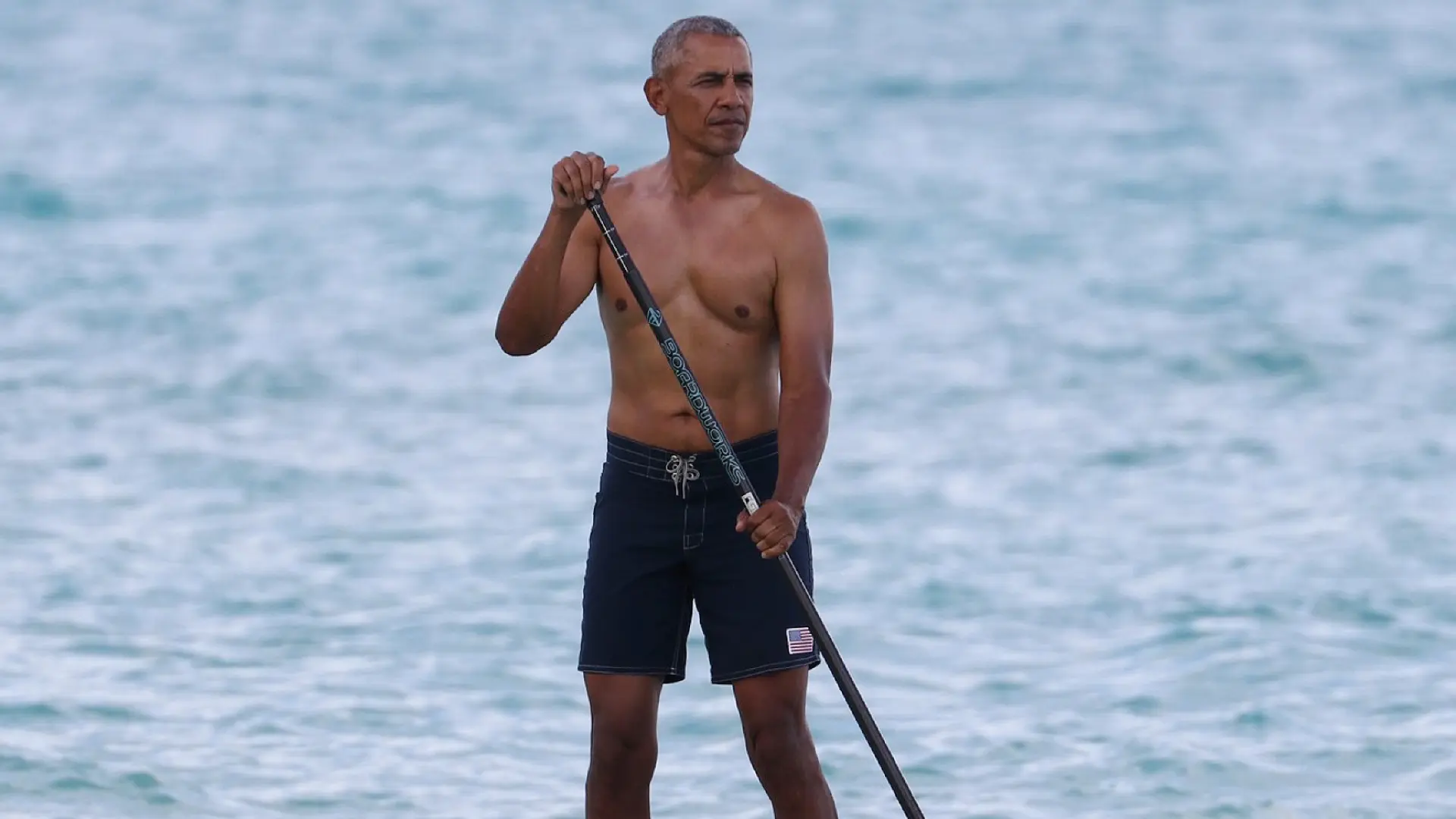 Barack Obama presume de cuerpo en sus vacaciones en las playas de Hawai