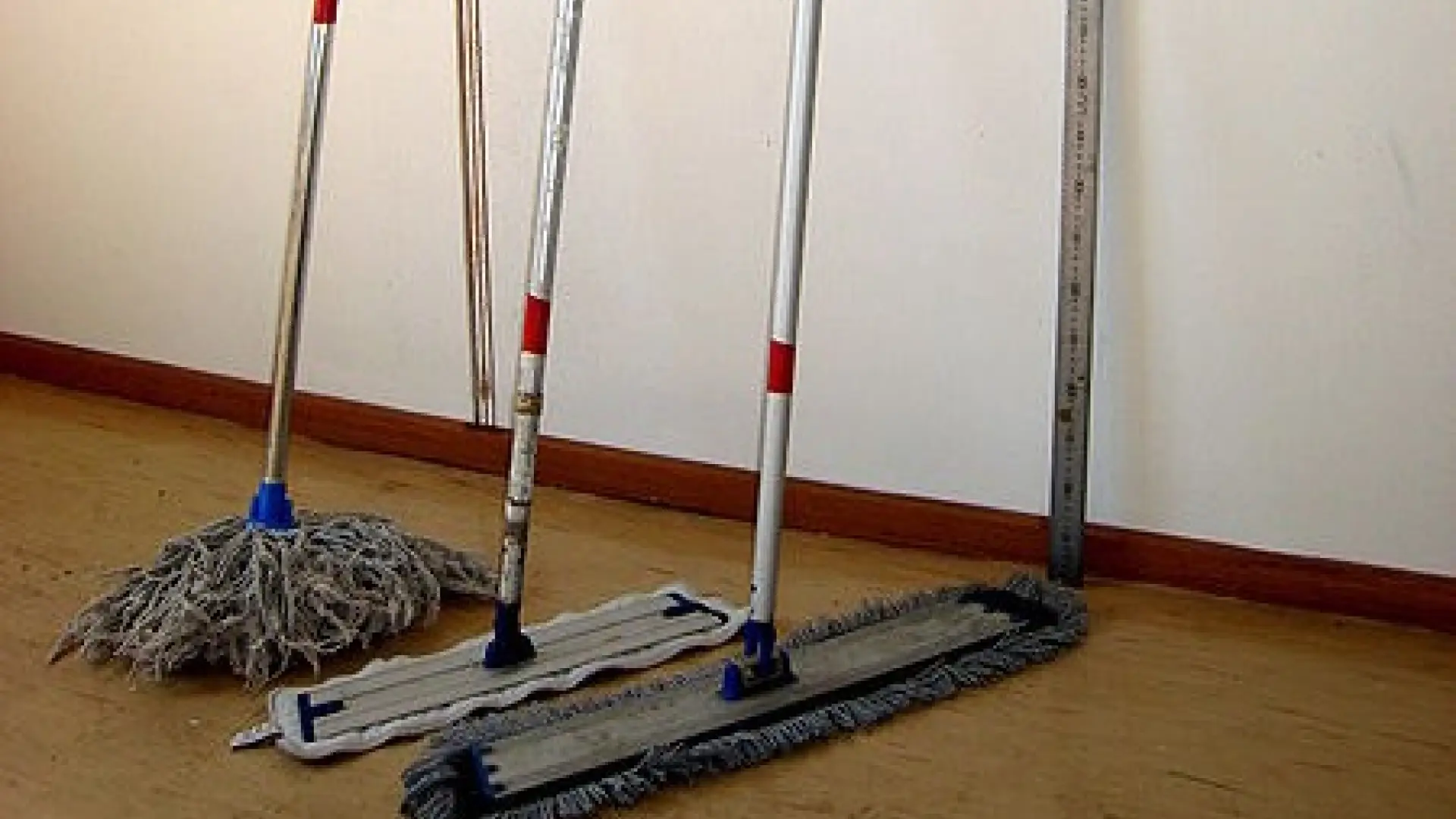 El error que comete casi todo el mundo cuando pasa la mopa