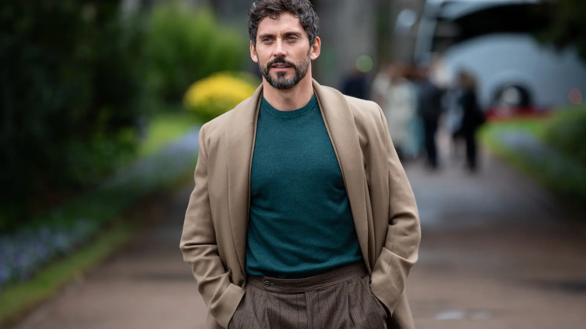 El nuevo y extraño posado desnudo de Paco León: el actor felicita la ...