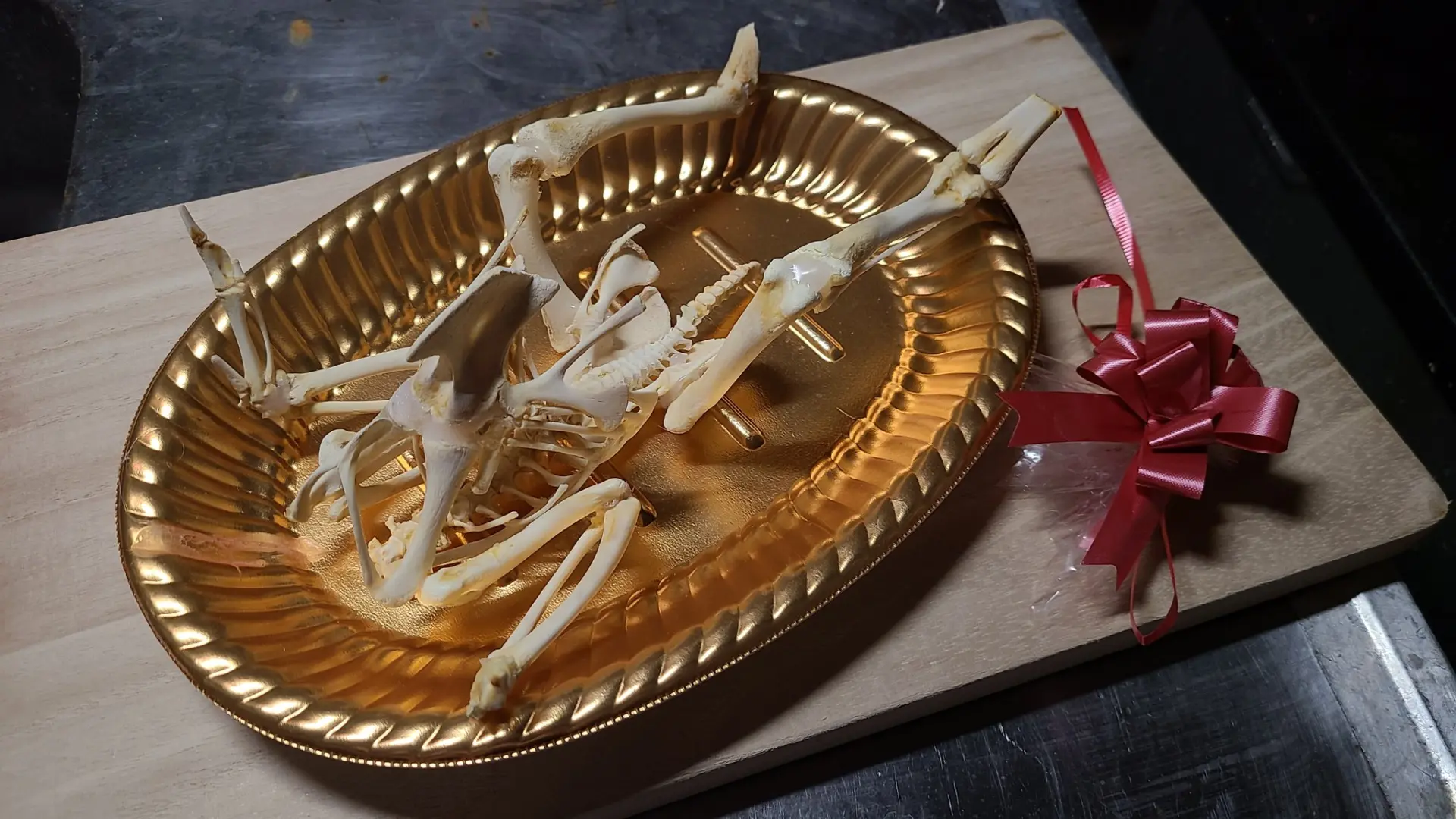 Un hombre se come un pollo asado y conserva el esqueleto para exponerlo ...