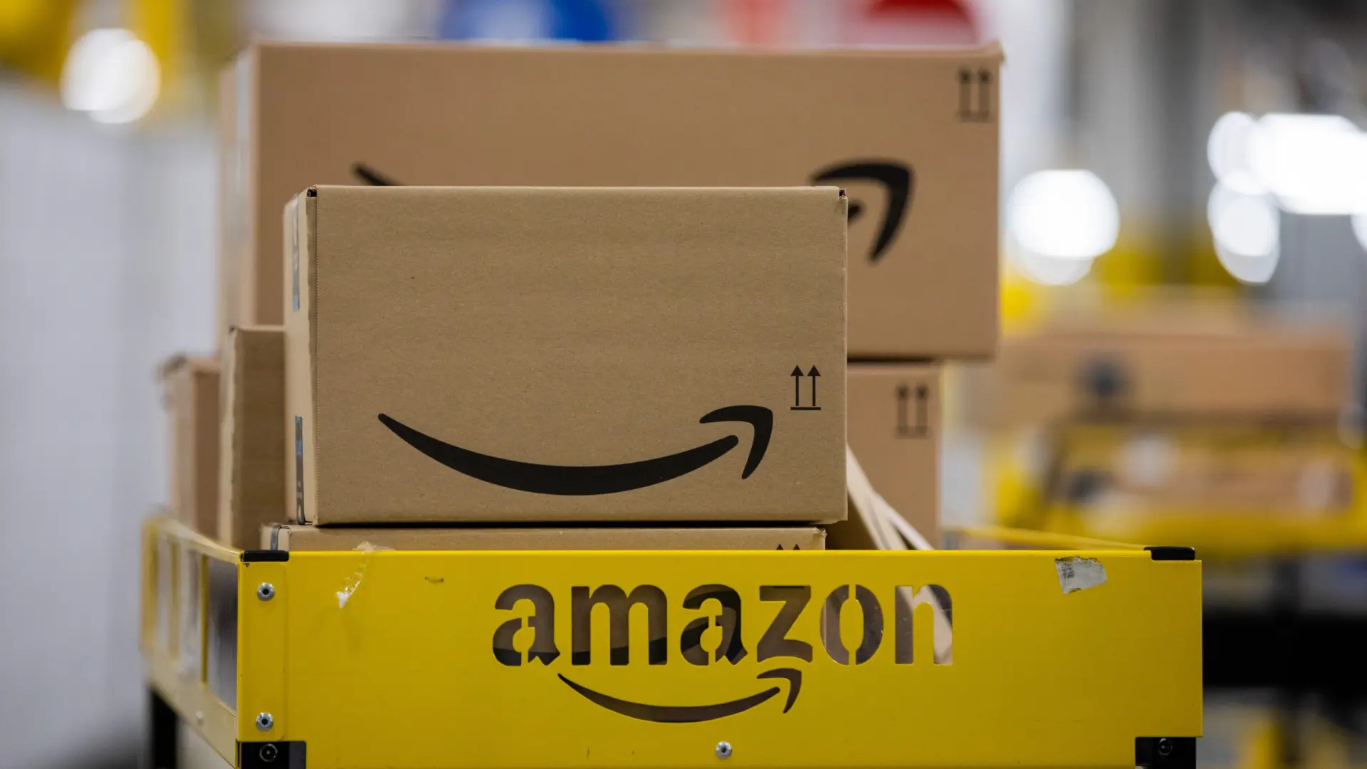Mueren seis trabajadores de Amazon al colapsar un almacén por los tornados