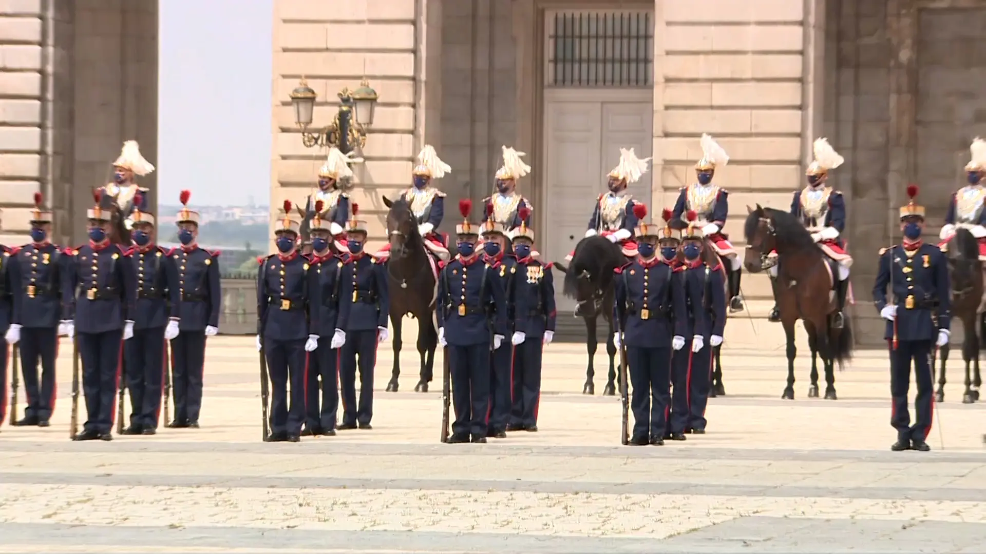 Vídeo: Vuelve el cambio solemne de la Guardia Real en Madrid tras 14 meses