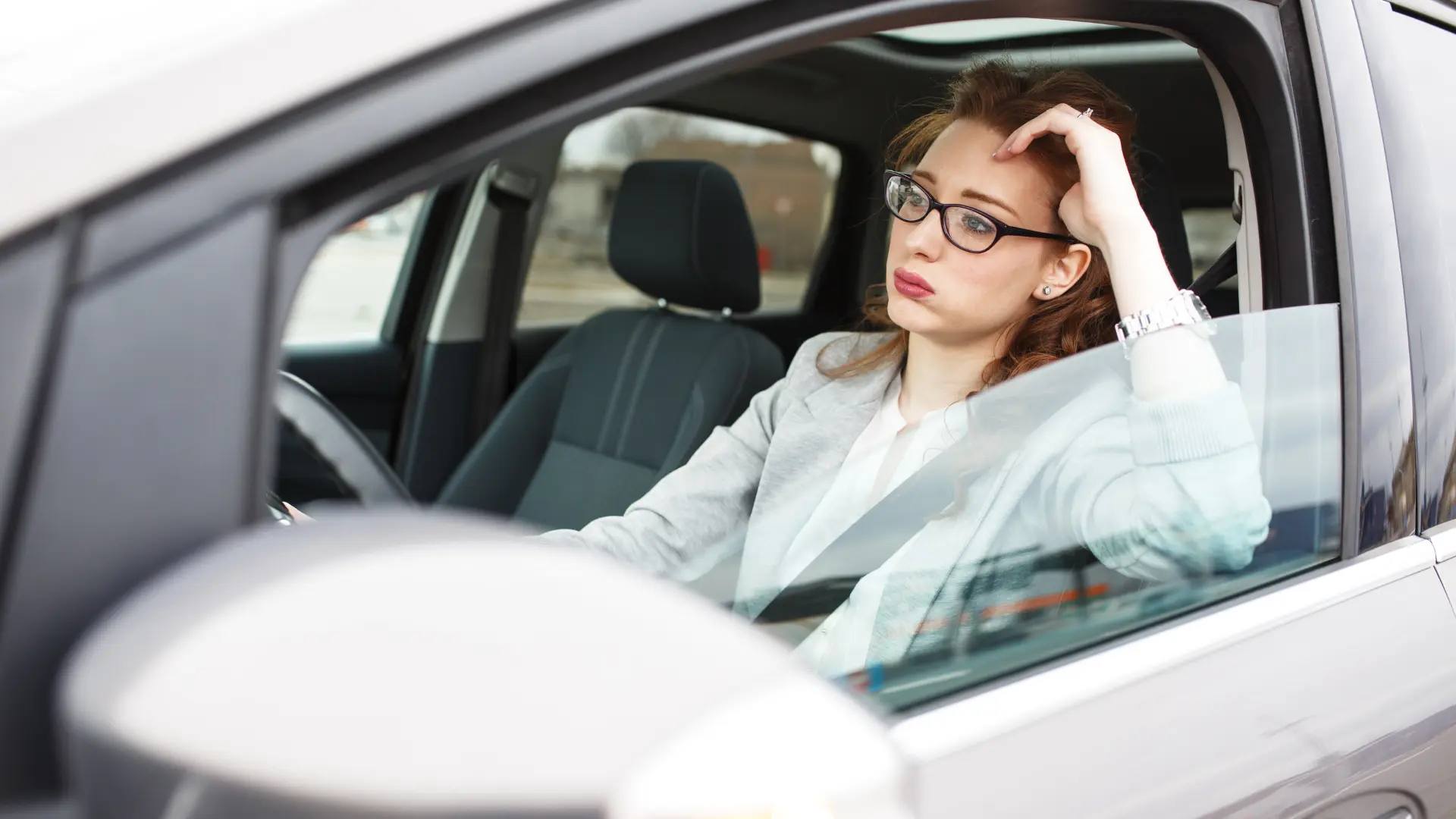 Llegar tarde al trabajo por tráfico: recuperar horas, descontar salario...