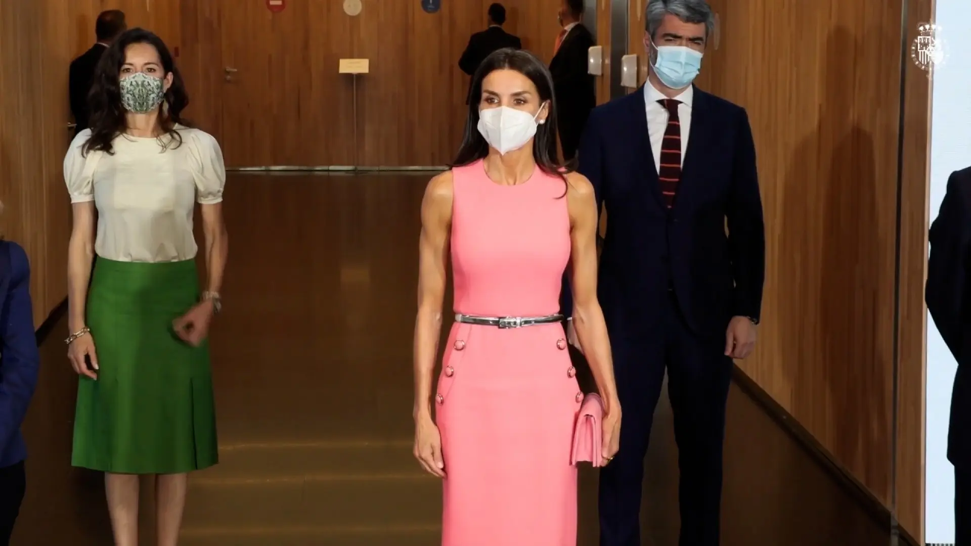 Vídeo: La Reina confirma con su estilismo su nuevo color fetiche: el rosa