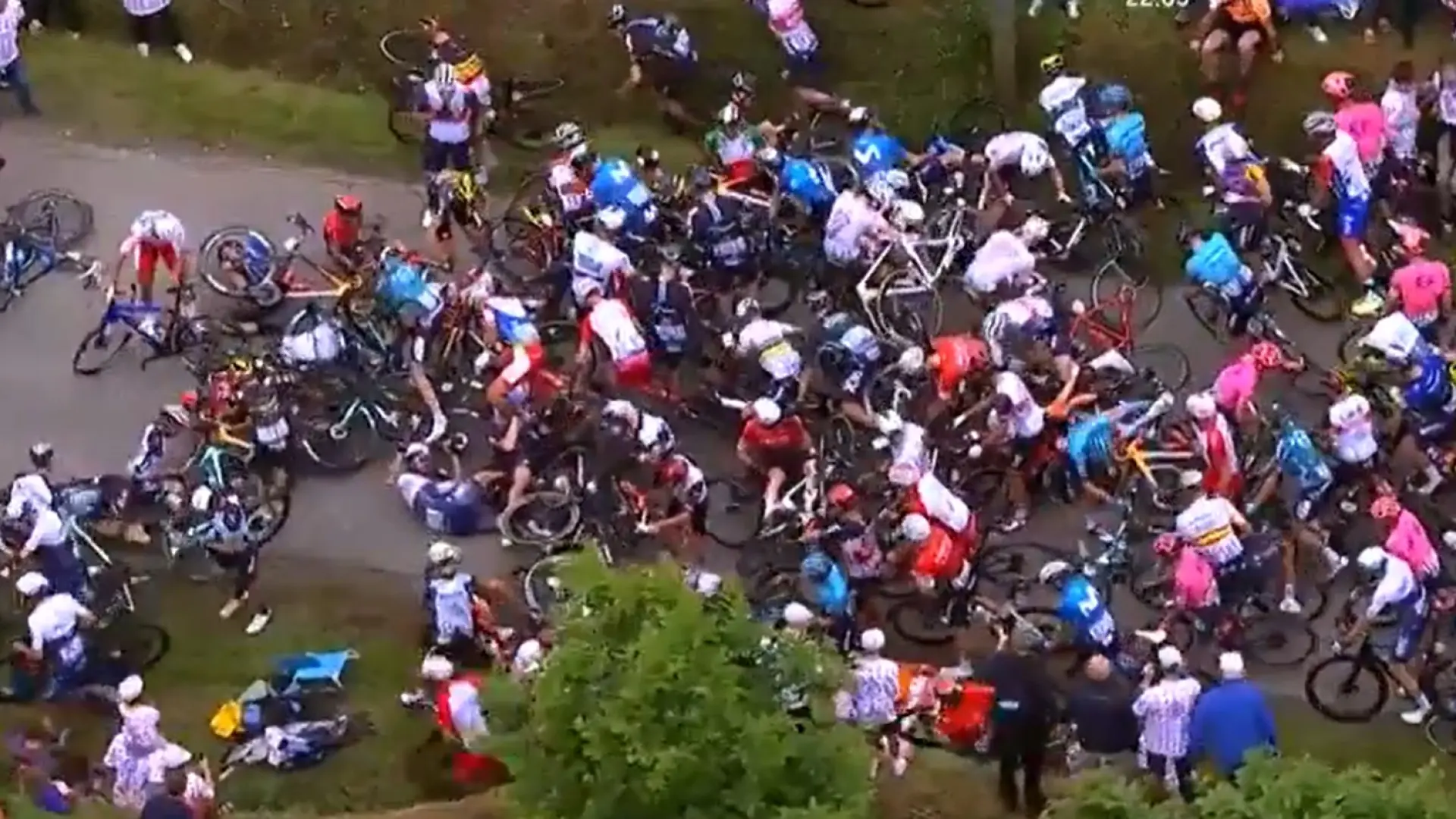 Dos caídas masivas, una por culpa de una espectadora, protagonistas de ...