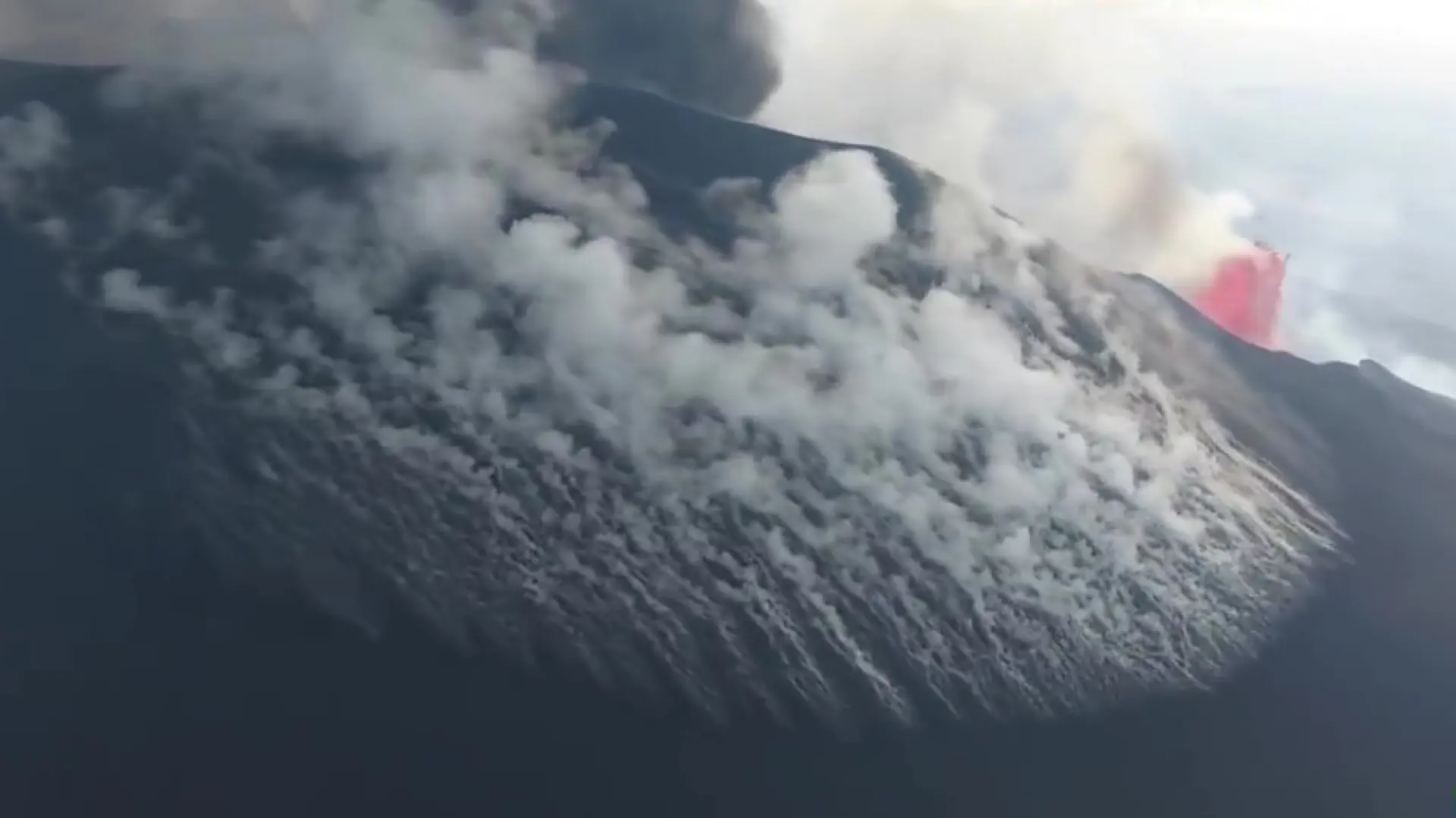 Qué son las fumarolas que han aparecido esta noche en el volcán de La Palma