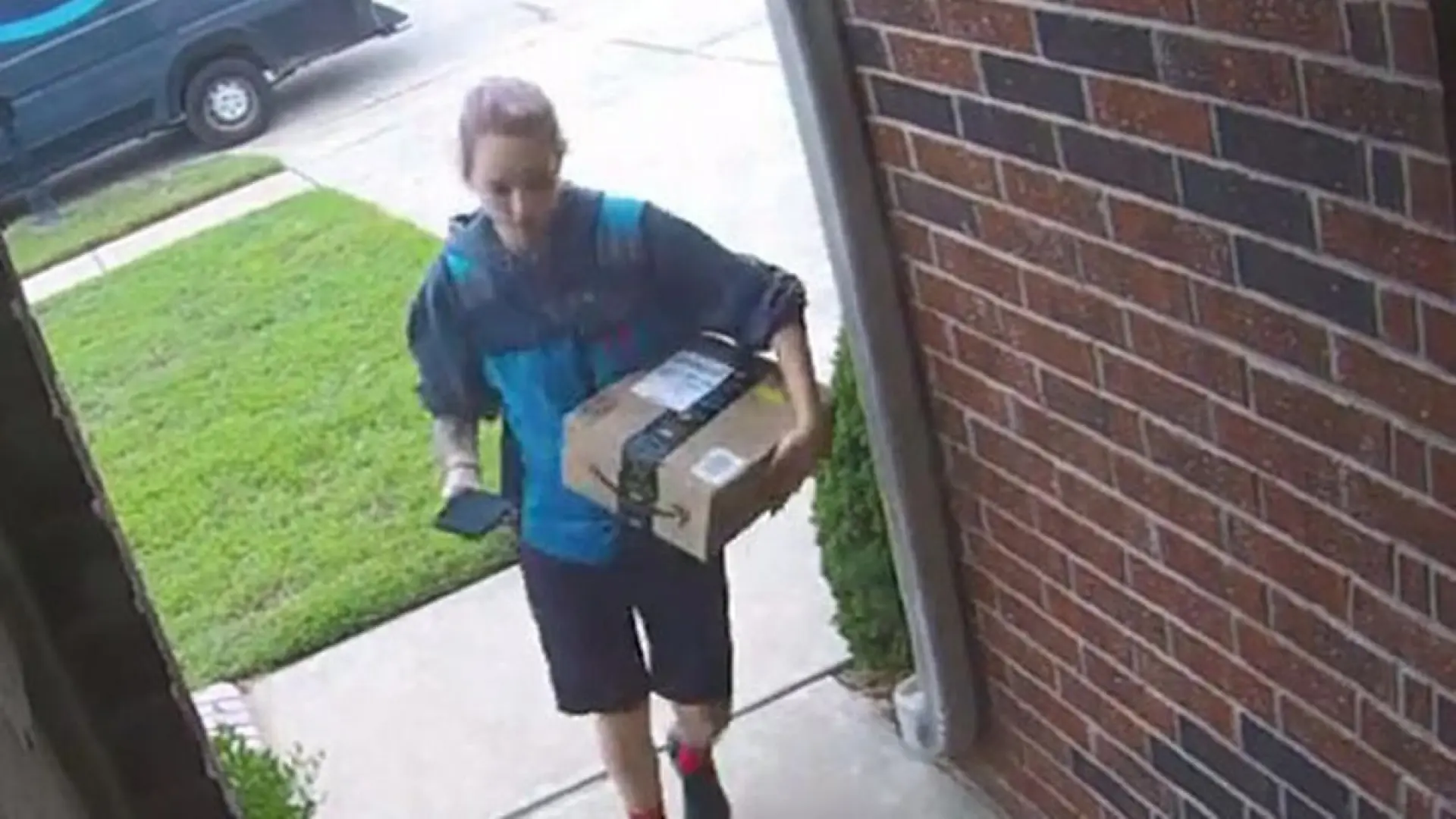 Una repartidora se gana el cariño de la gente por su cuidado a la hora ...