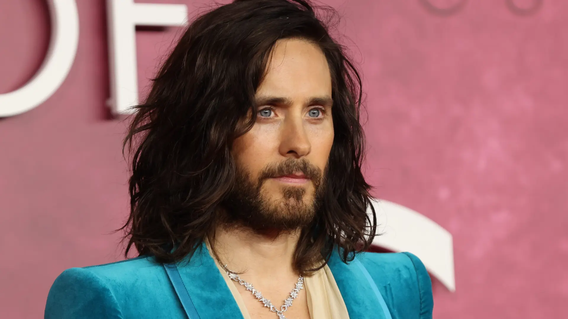 Jared Leto escala un hotel alemán sin arneses sin ningún motivo