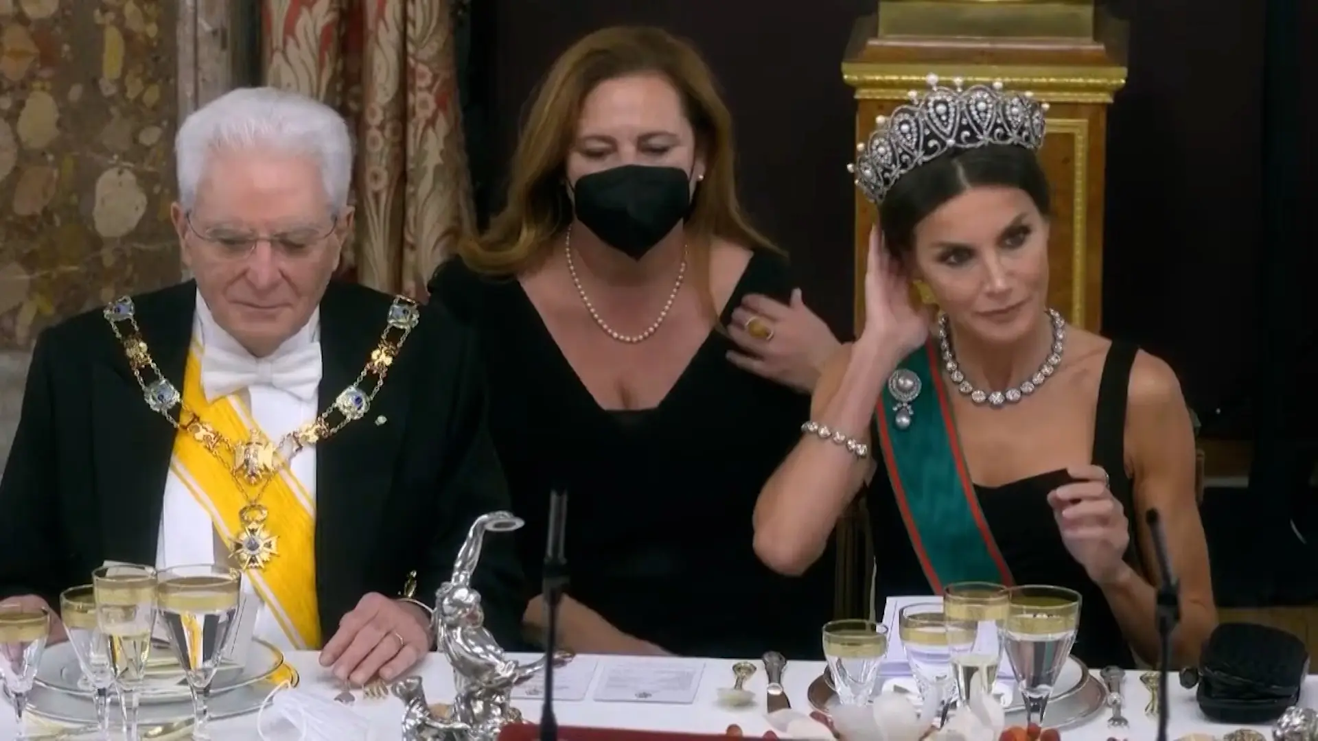 Vídeo: Doña Letizia deslumbra en el regreso de las cenas de gala al ...