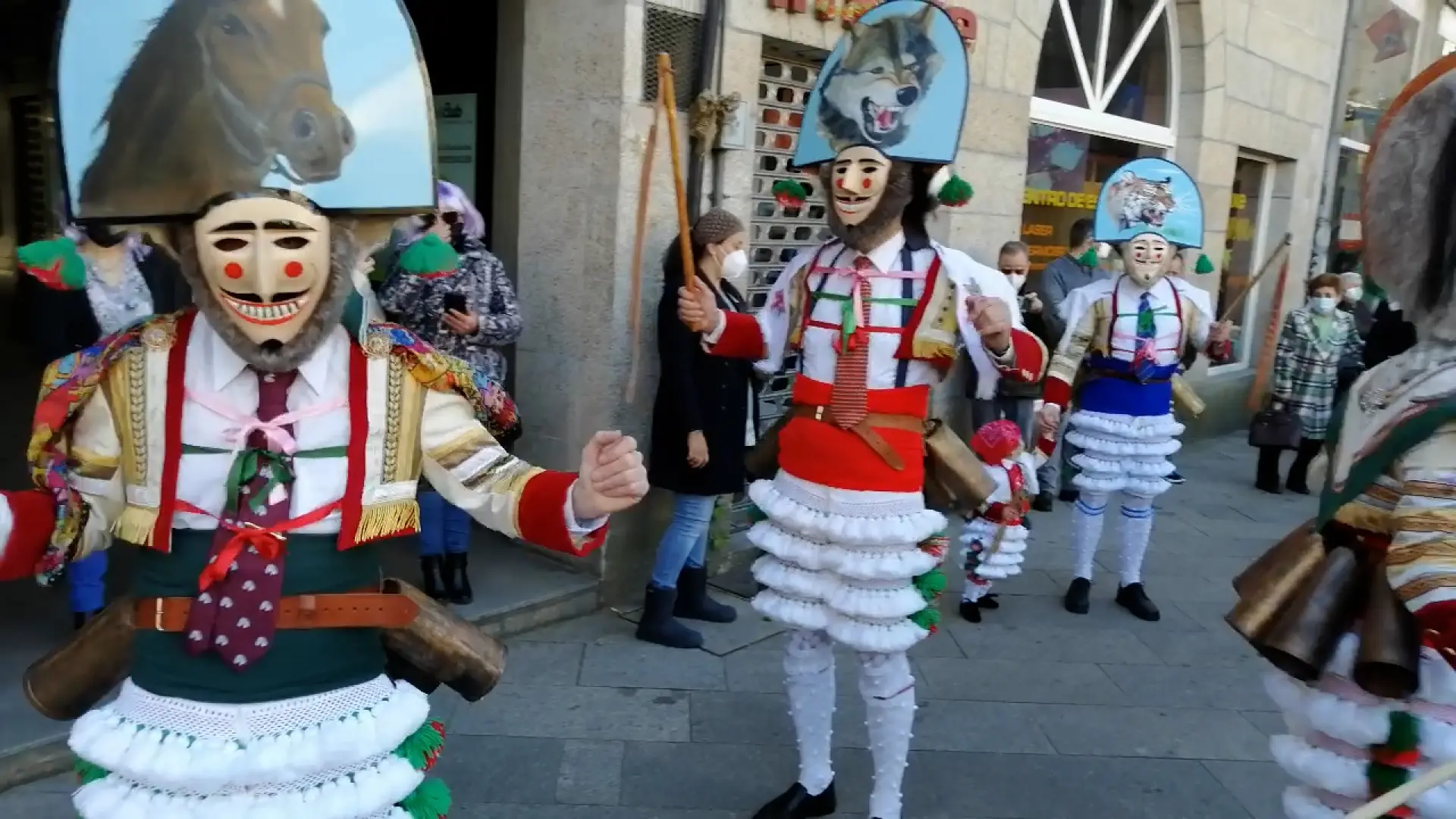 Vídeo: Salen los "cigarrones" en el "entroido" de Verín