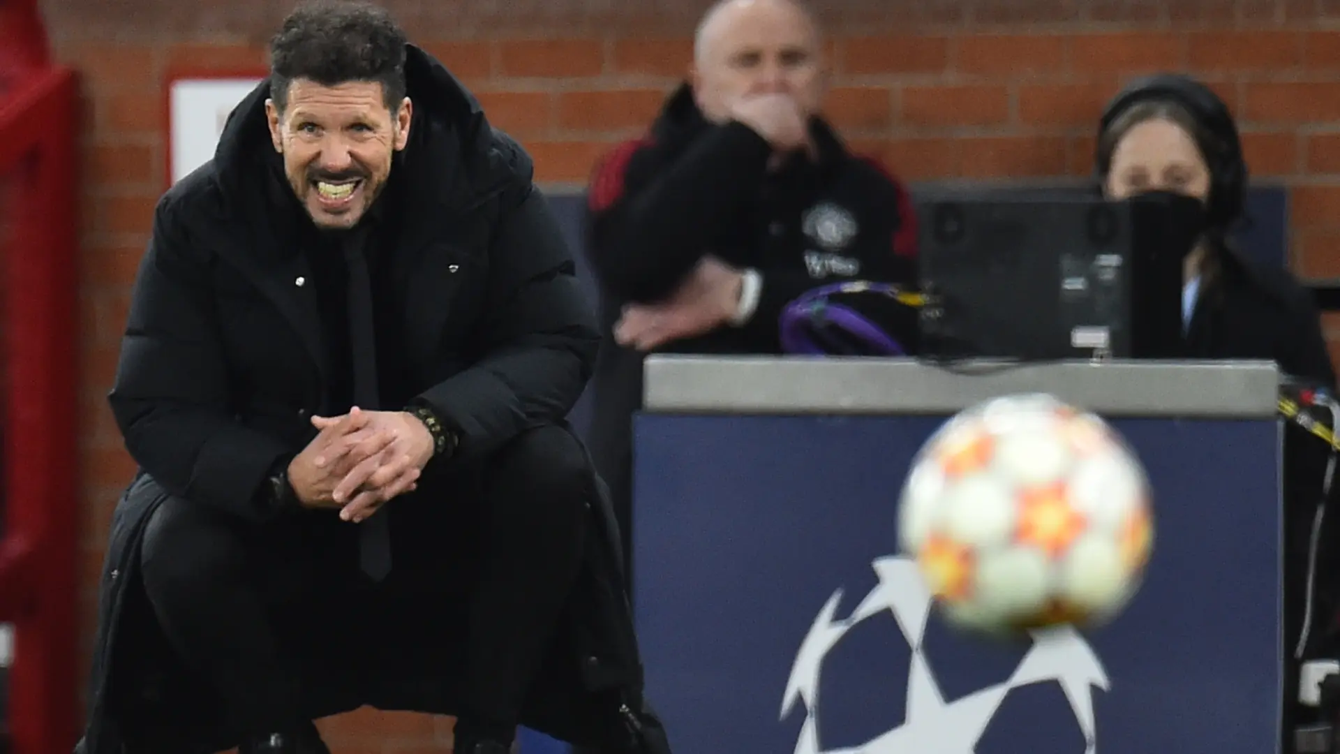 Al Cholo le cayó de todo tras la victoria: las imágenes de cómo ...