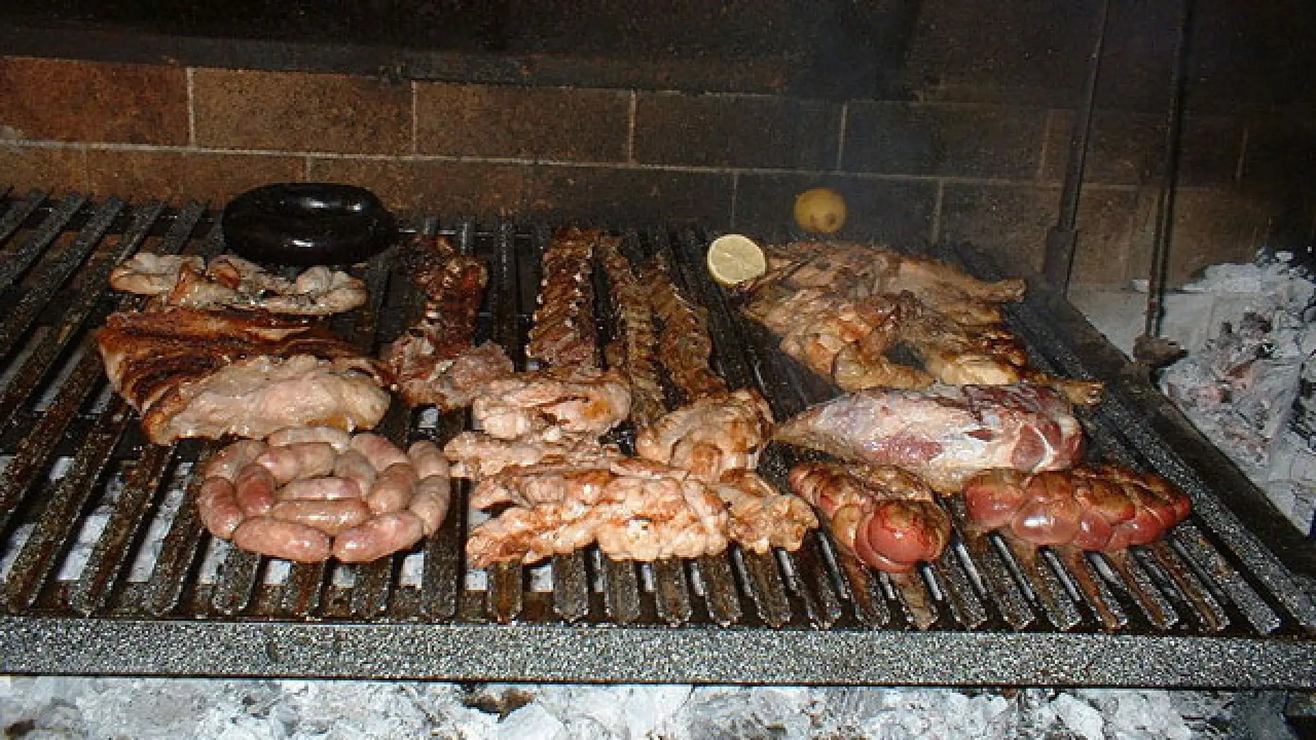 Denuncia a sus vecinos por comer una parrillada de carne todos los días