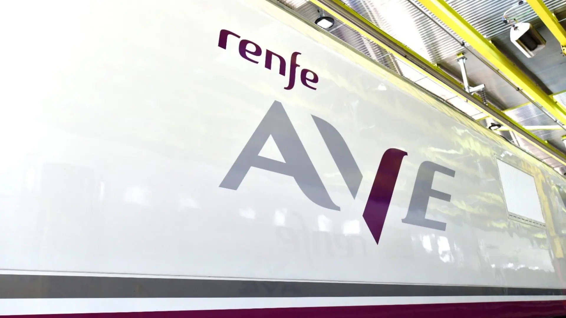 Renfe estrena un nuevo logotipo para el AVE 30 años después de su ...