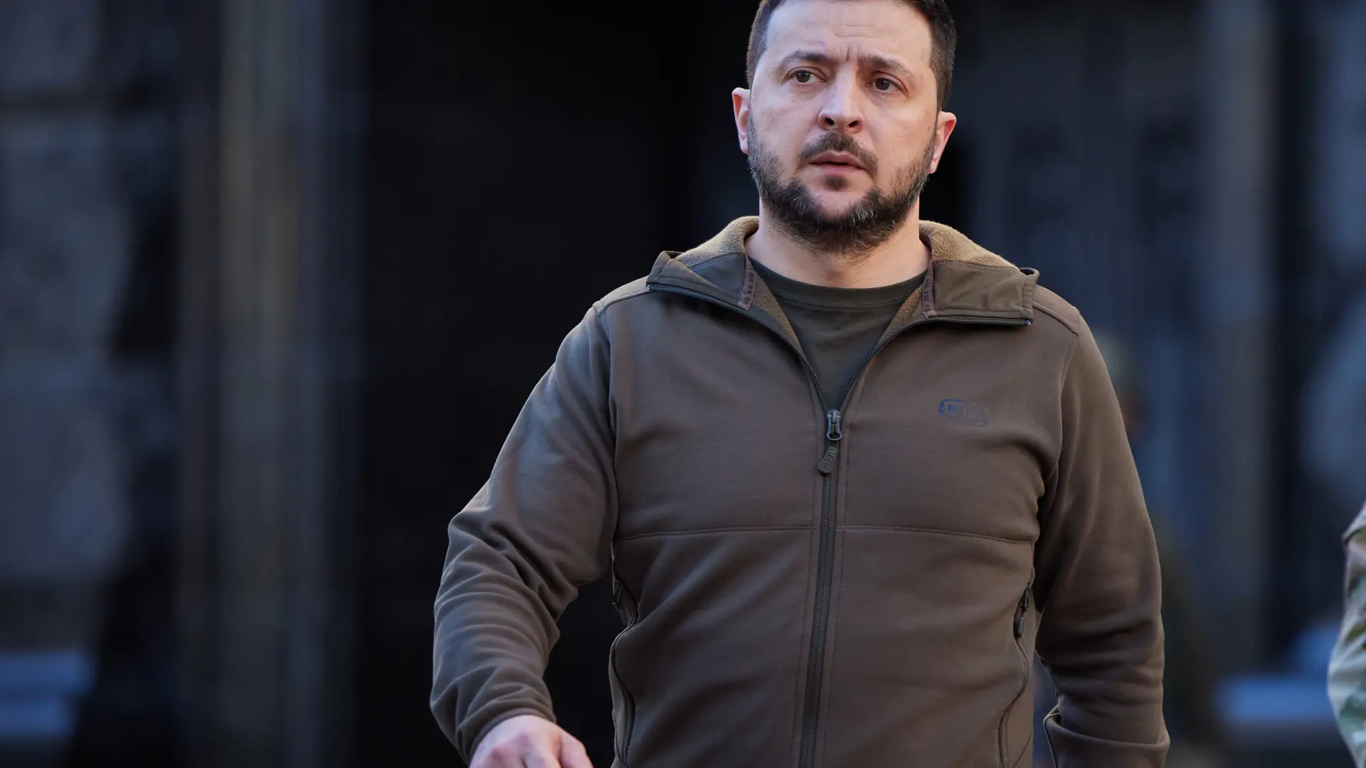 La icónica chaqueta de Zelenski se subasta por más de 100.000 euros