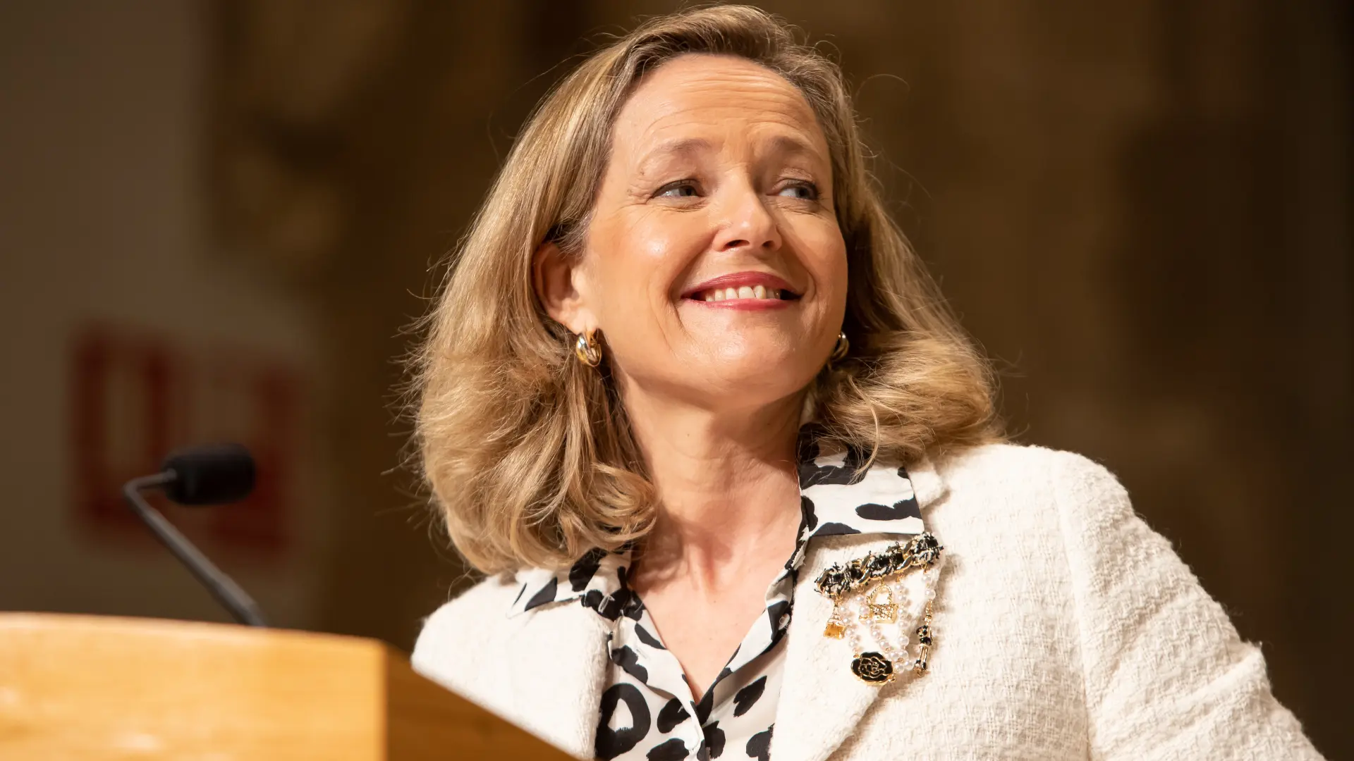 La transformación de Nadia Calviño: de una erudita de la economía a un ...