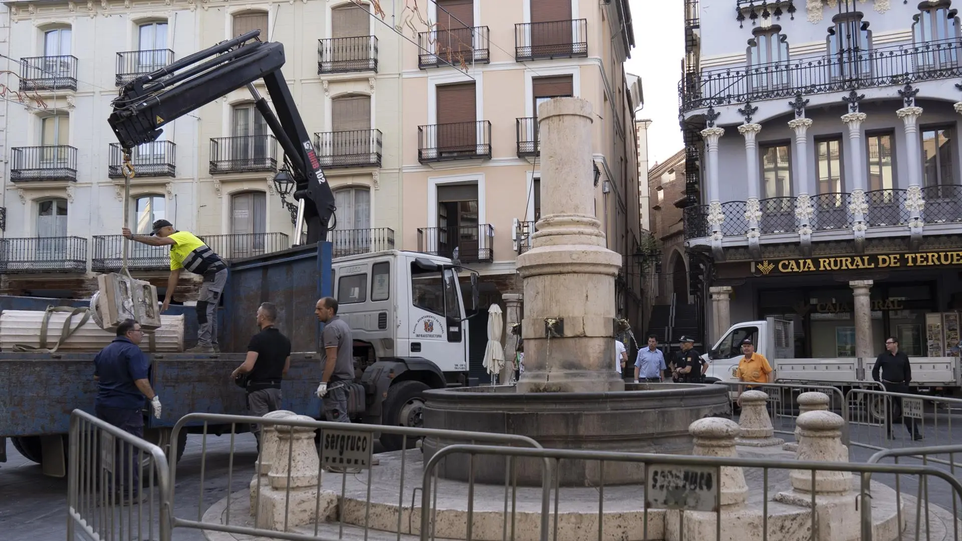 La columna del Torico, el mayor emblema de Teruel, amanece destrozada