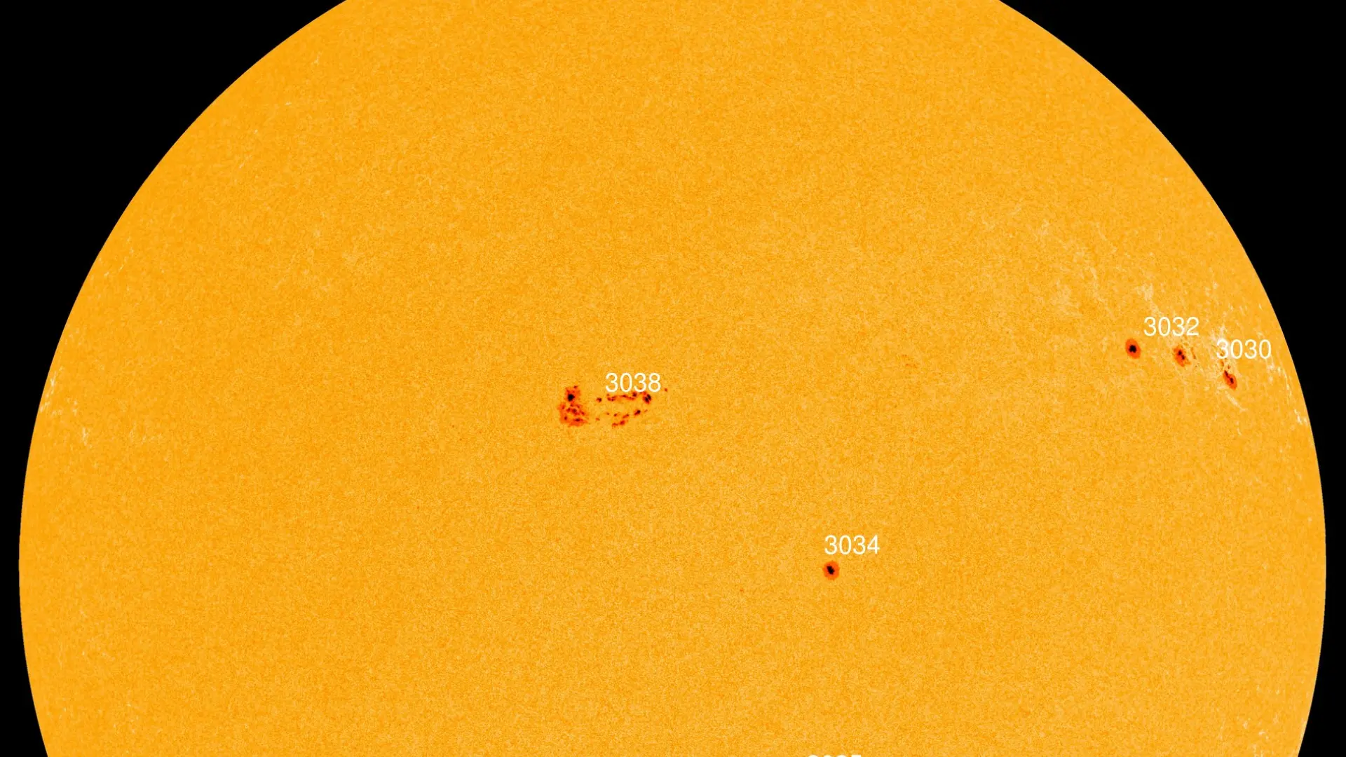Una mancha solar gigante duplica su tamaño en 24 horas y apunta directa ...