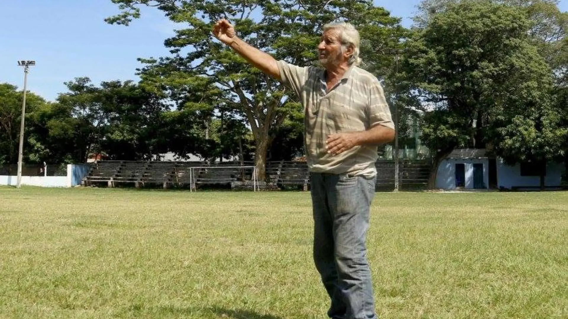 La increíble historia del futbolista que derribó una avioneta con un ...