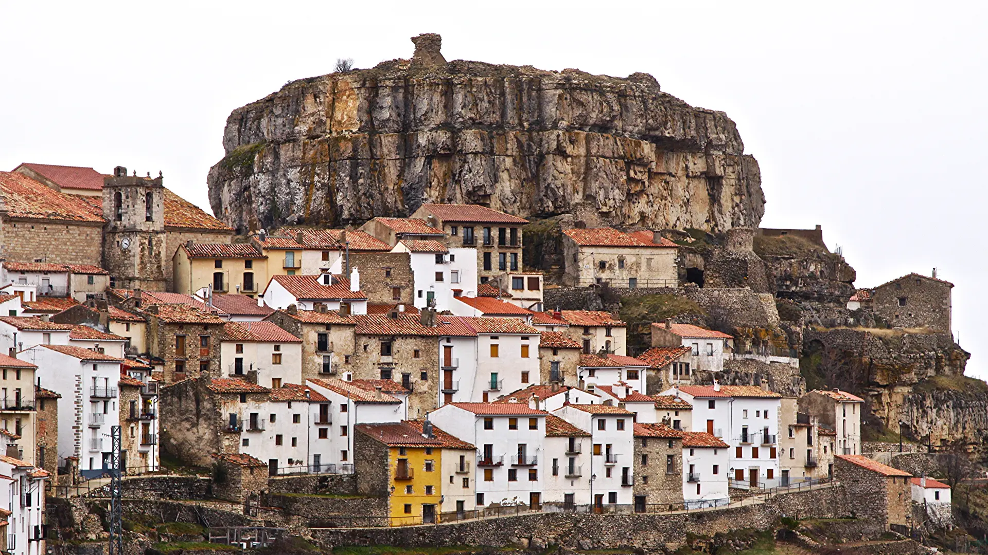 El pueblo español con un castillo excavado en las rocas que se utilizó en la Guerra Civil